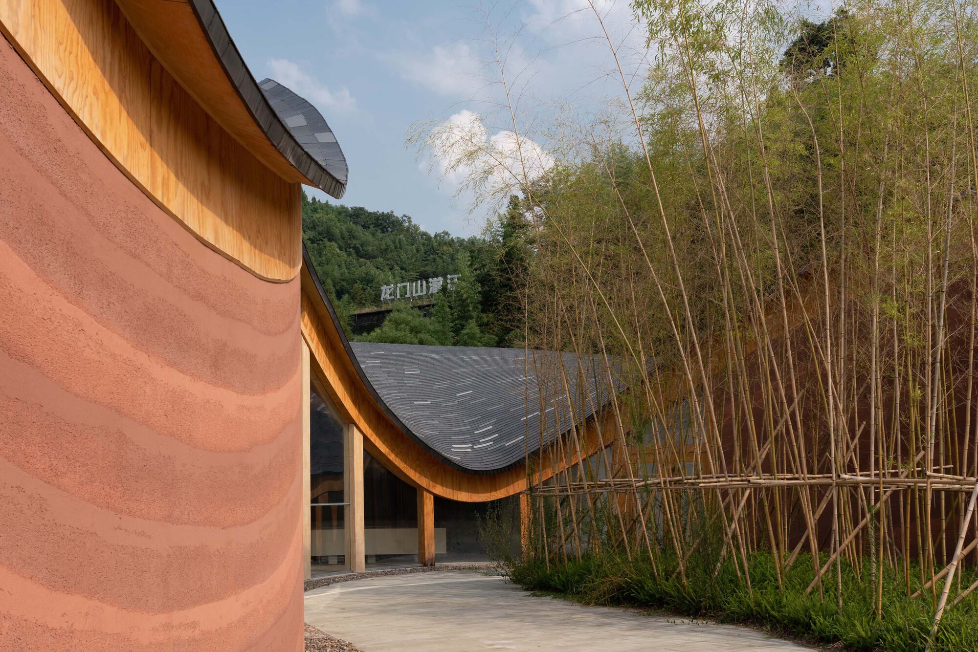 Galeria de Centro de Arte e Design Longmen Qicun / Studio Dali ...