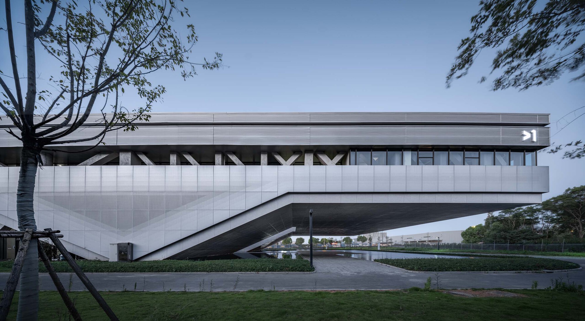 Gallery of Techstorm Headquarter Industrial Park / DUTS design - 7