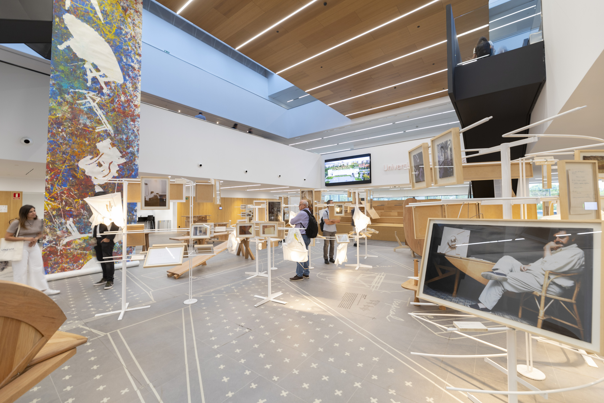 Galería de Perpetuum Mobile: el mobiliario de la casa de Enric Miralles ...