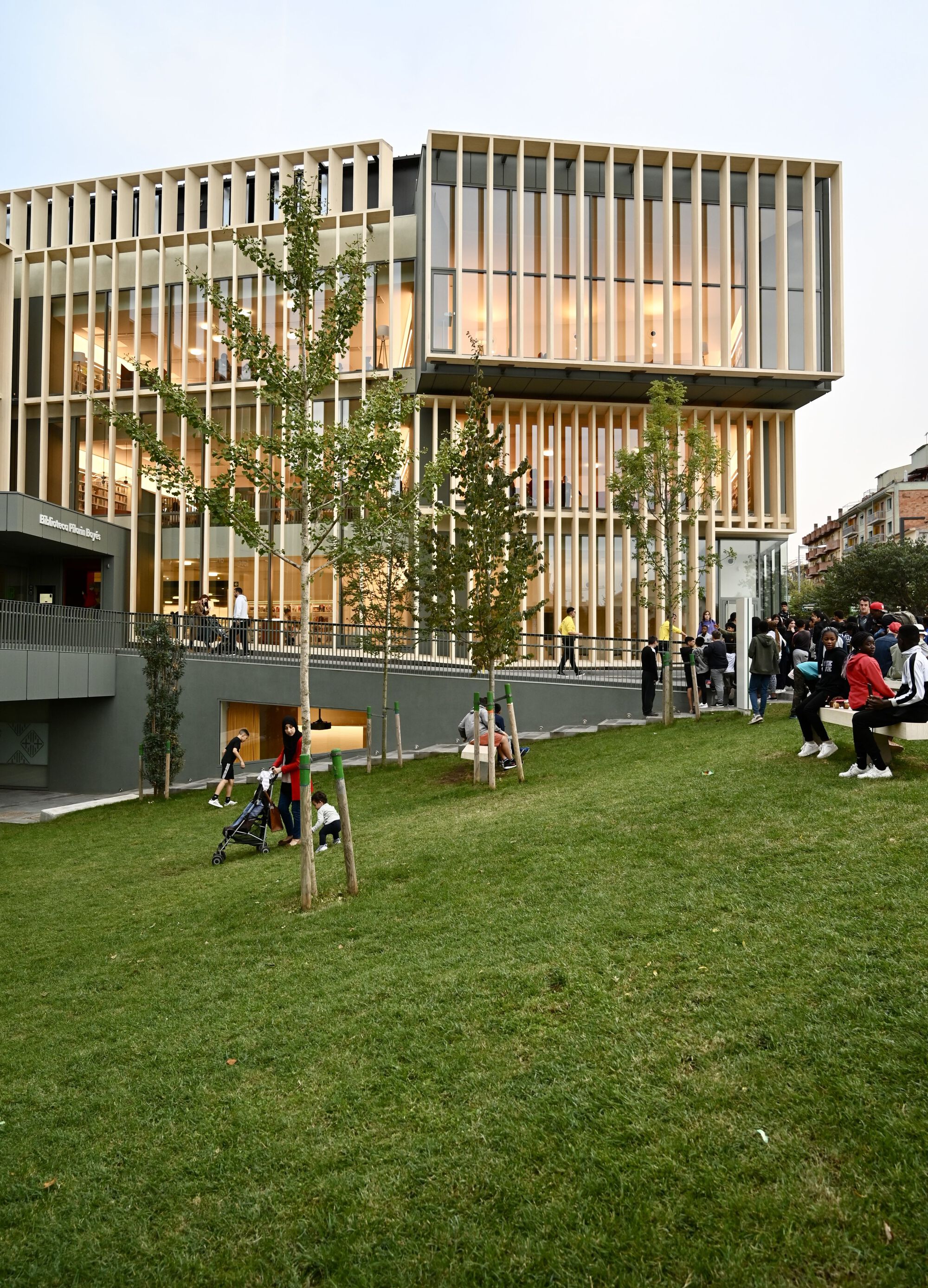Galeria de Nova biblioteca Pilarín Bayés em Vic / Toni Casamor + BCQ ...