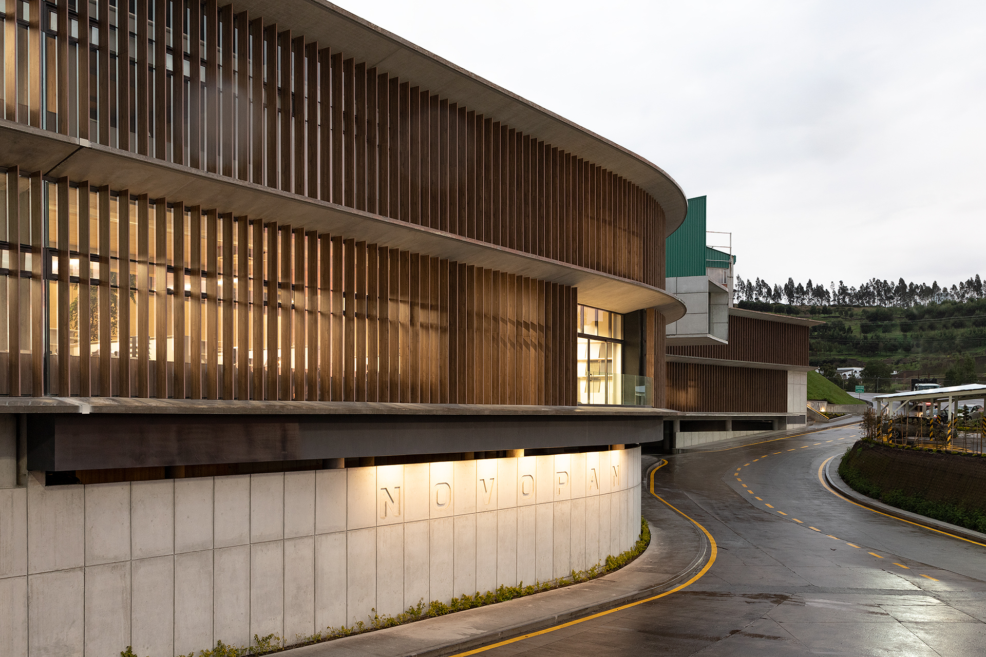 Gallery of Novopan Offices / Diez + Muller Arquitectos - 37