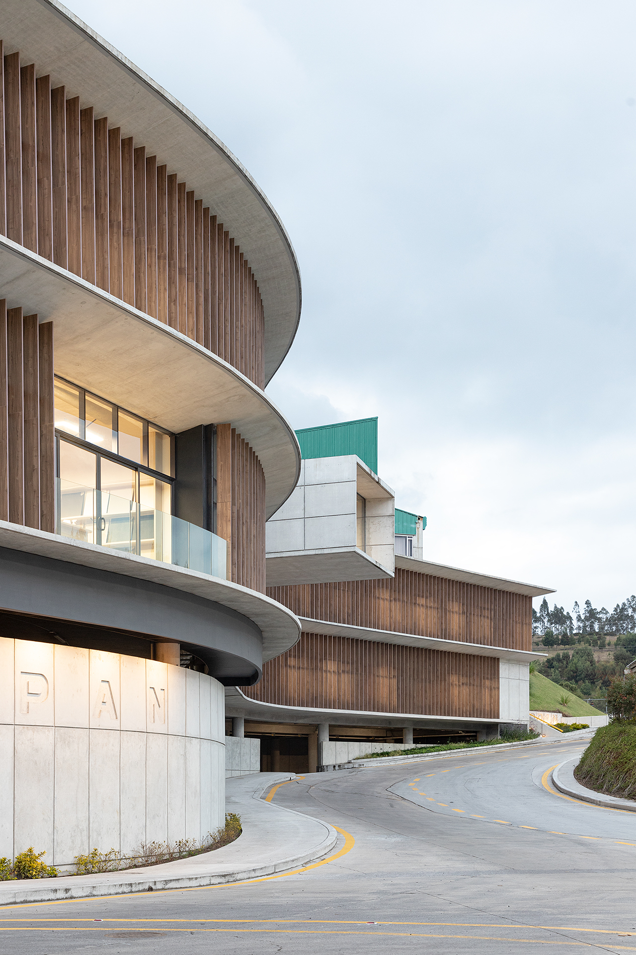 Gallery of Novopan Offices / Diez + Muller Arquitectos - 7