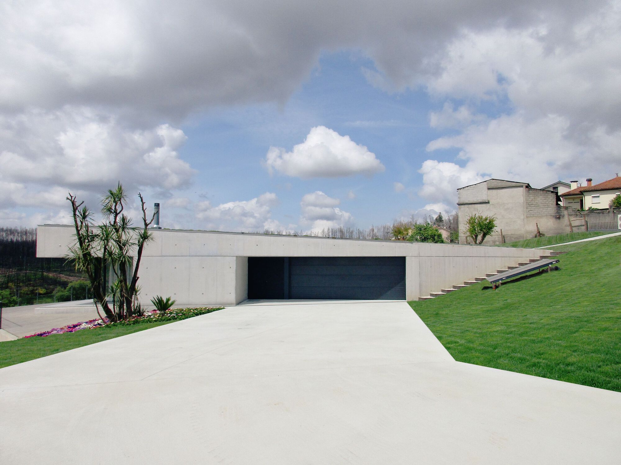 Gallery of Raw Concrete House / Utopia - 21