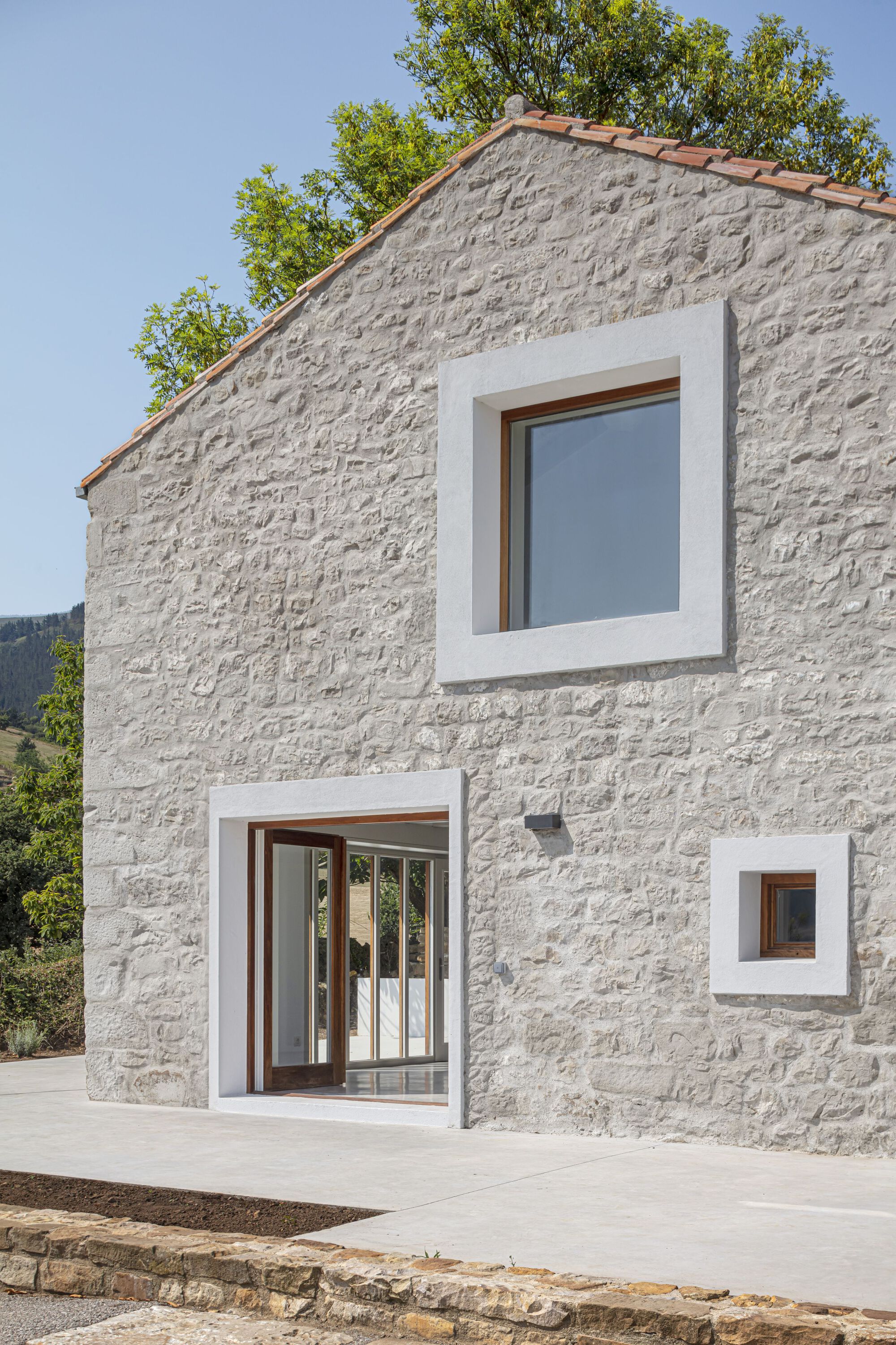 Gallery of Grey House / Jesús Vassallo - 10