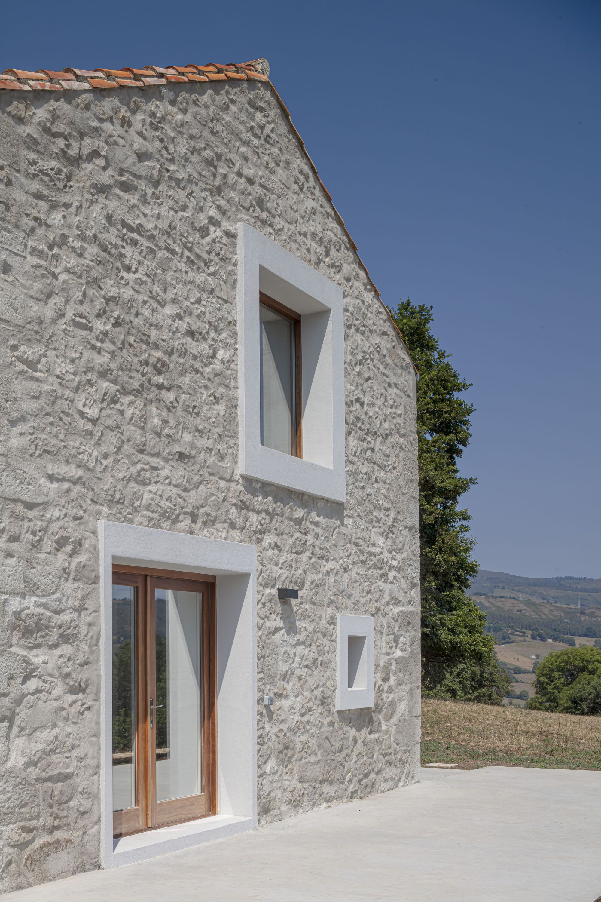 Gallery of Grey House / Jesús Vassallo - 9