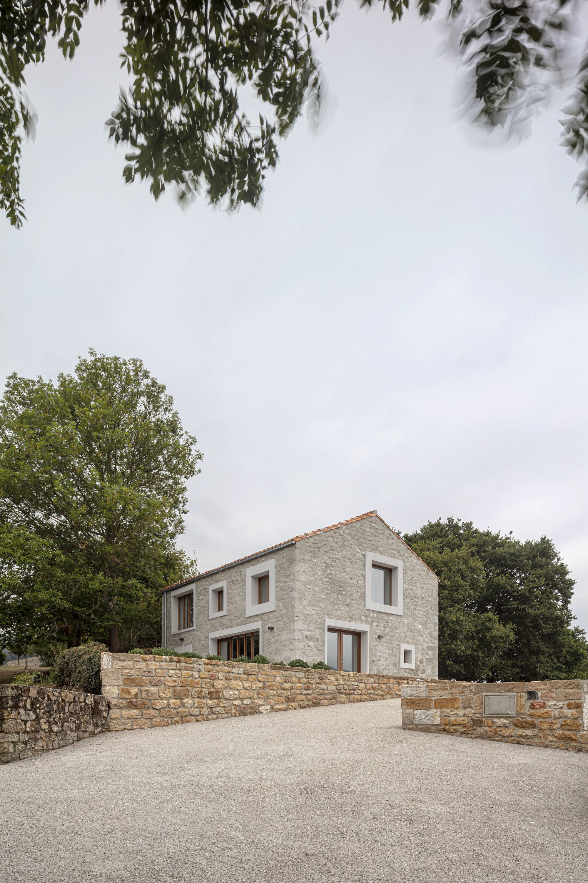 Gallery of Grey House / Jesús Vassallo - 29