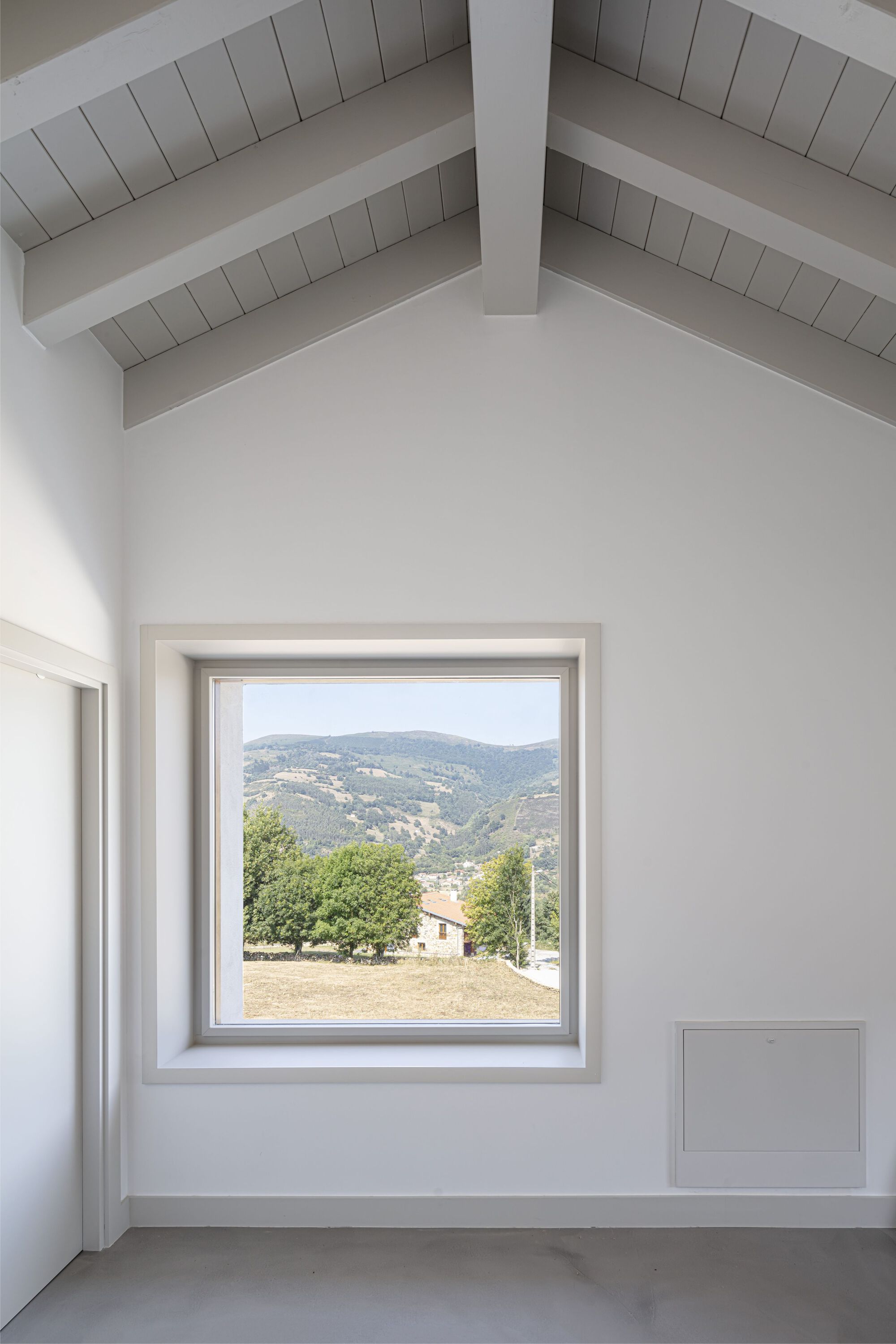 Gallery of Grey House / Jesús Vassallo - 3