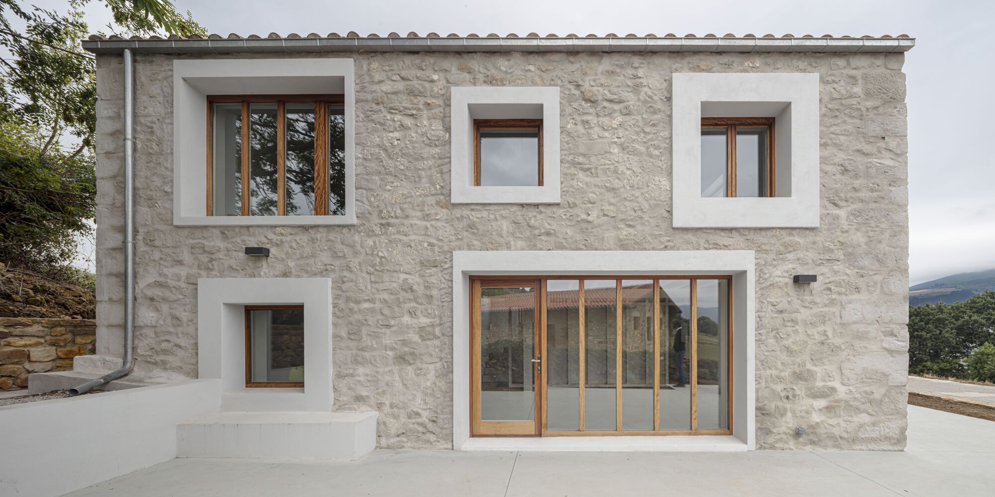 Gallery of Grey House / Jesús Vassallo - 23