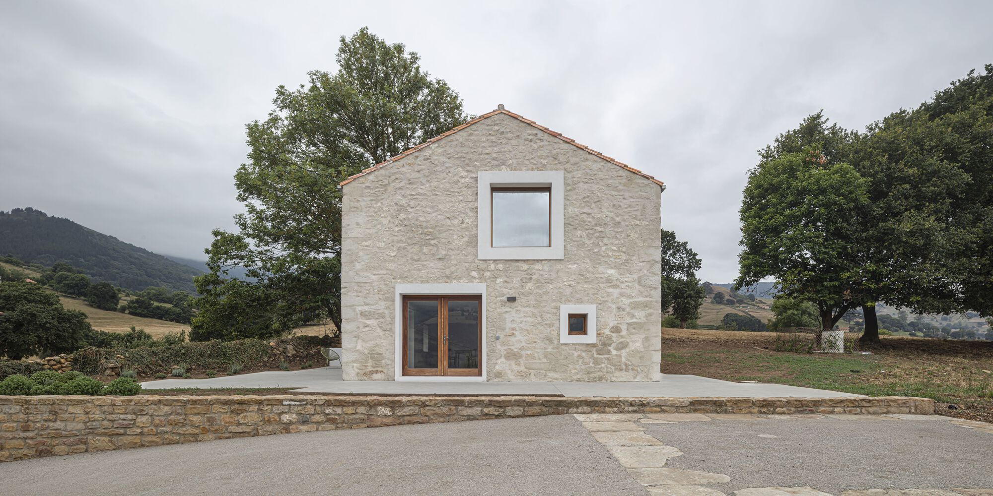 Gallery of Grey House / Jesús Vassallo - 24