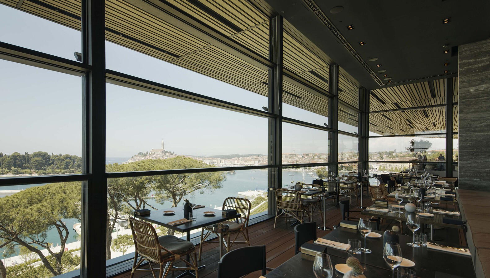 Gallery of A Selection of Window Systems in Four Restaurant Projects - 15