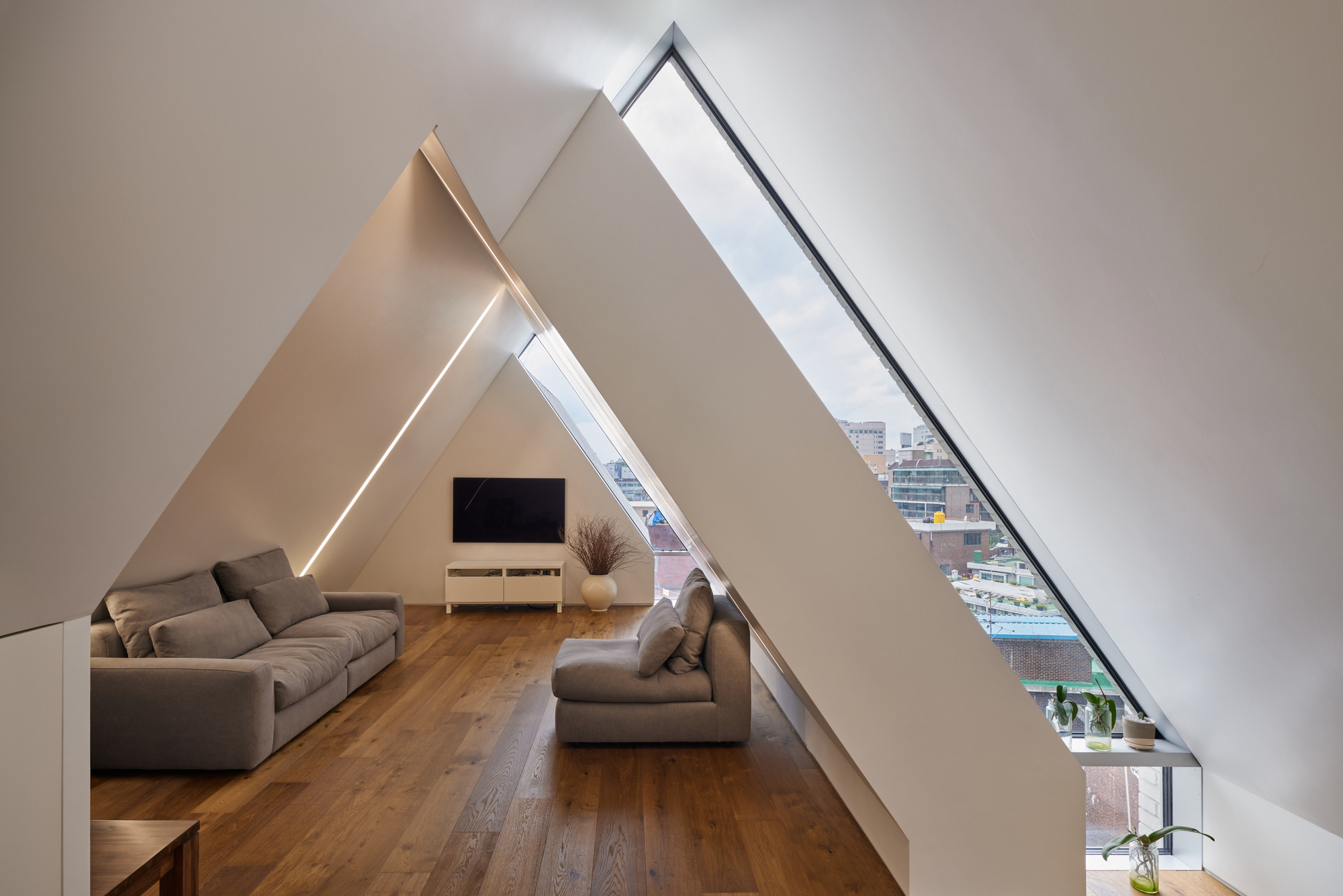 Gallery of T Roof Commercial and Residential Building / SOSU Architects - 4