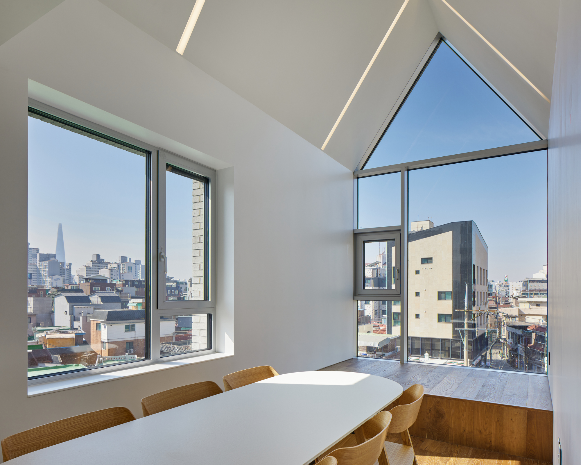 Gallery of T Roof Commercial and Residential Building / SOSU Architects - 3