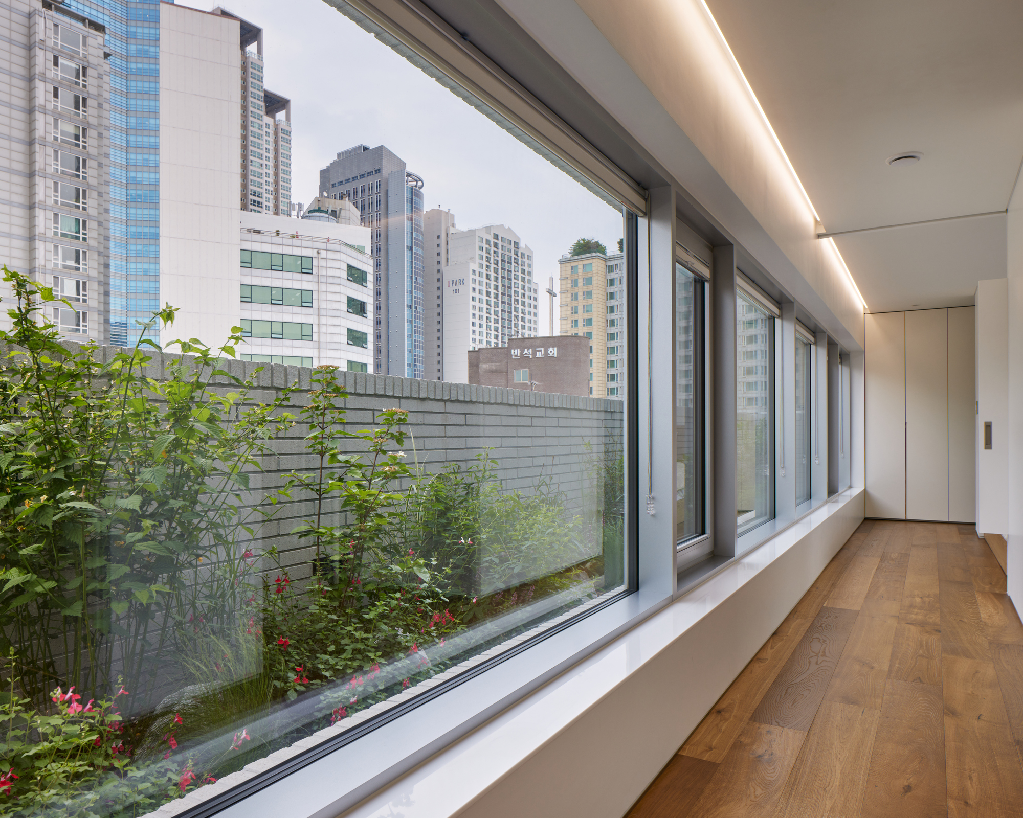 Gallery of T Roof Commercial and Residential Building / SOSU Architects ...