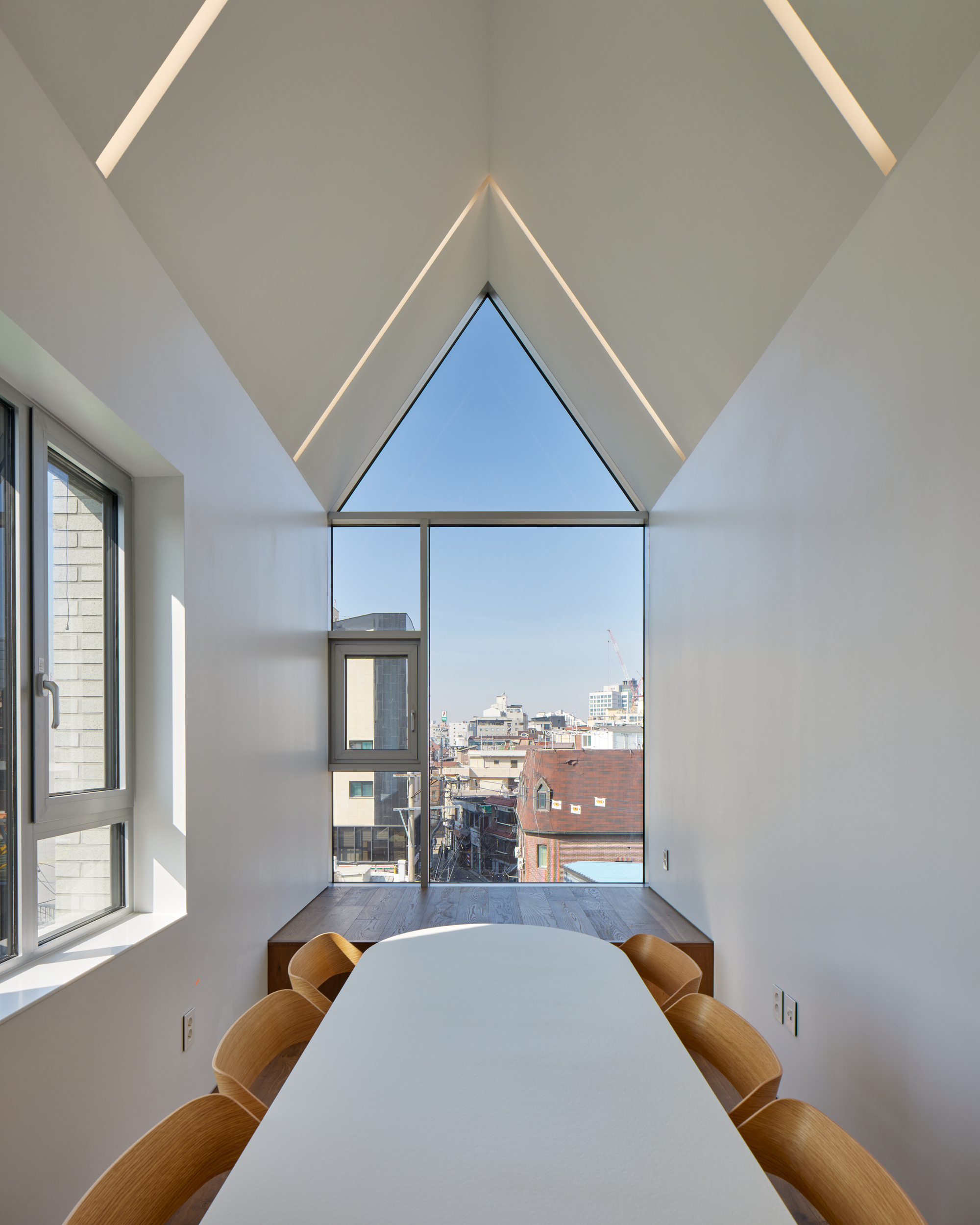 Gallery of T Roof Commercial and Residential Building / SOSU Architects - 9