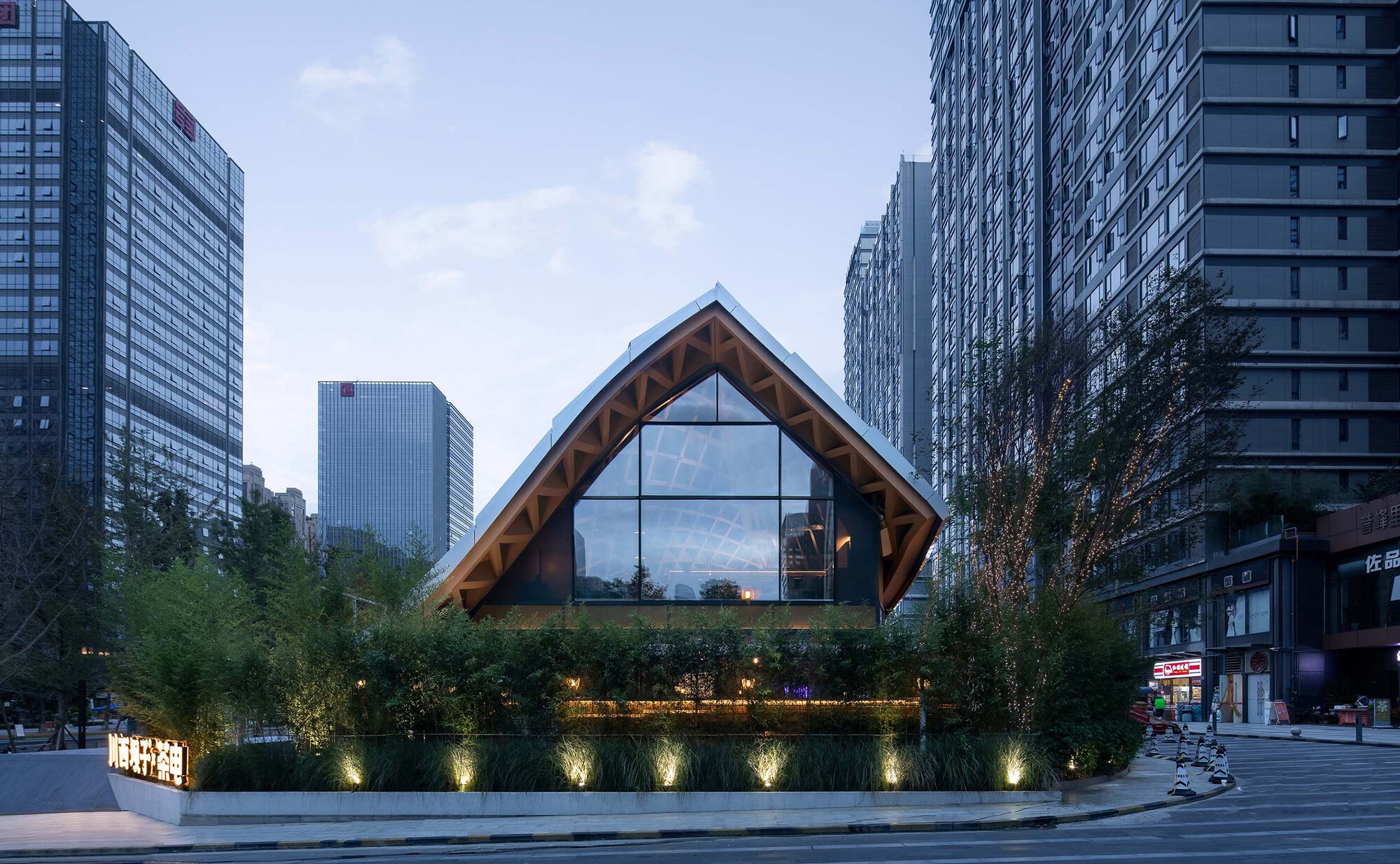 Gallery of Timber-Roofed Restaurant / BEHIVE Architects - 17