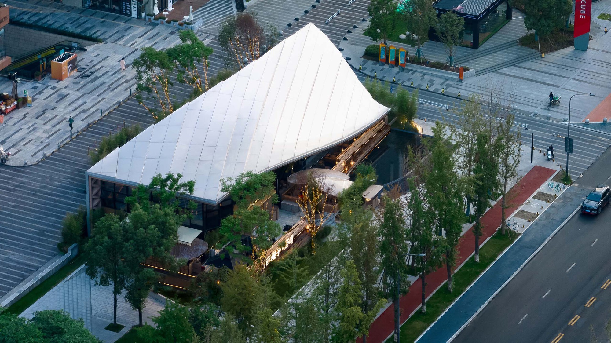 Gallery of Timber-Roofed Restaurant / BEHIVE Architects - 14
