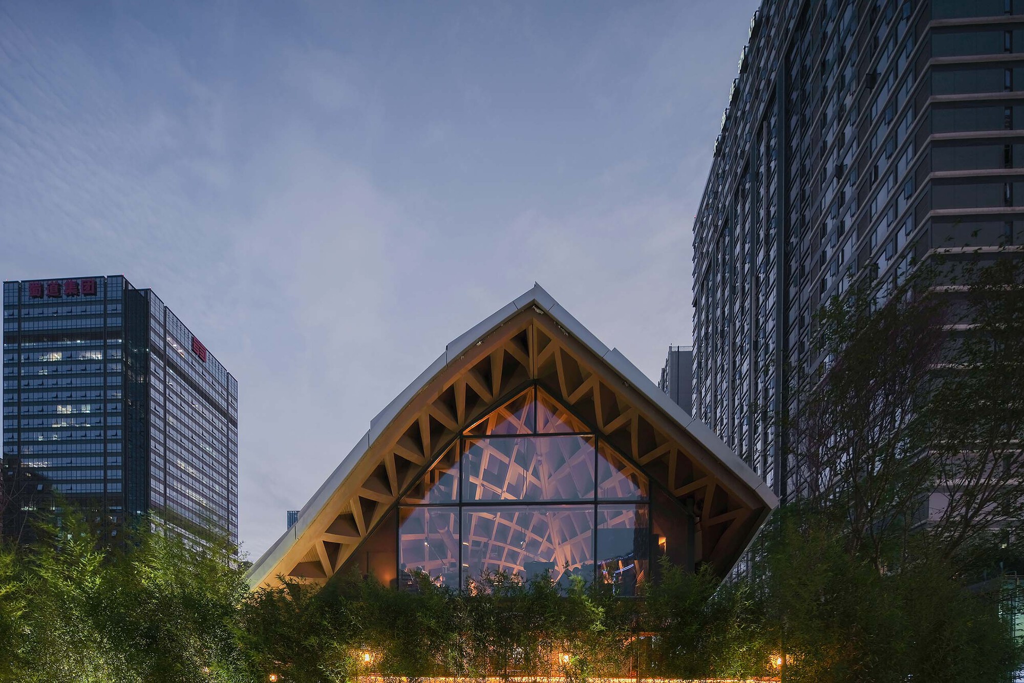 Gallery of Timber-Roofed Restaurant / BEHIVE Architects - 18