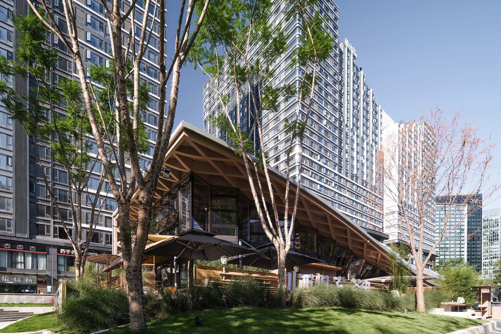 Gallery of Timber-Roofed Restaurant / BEHIVE Architects - 4