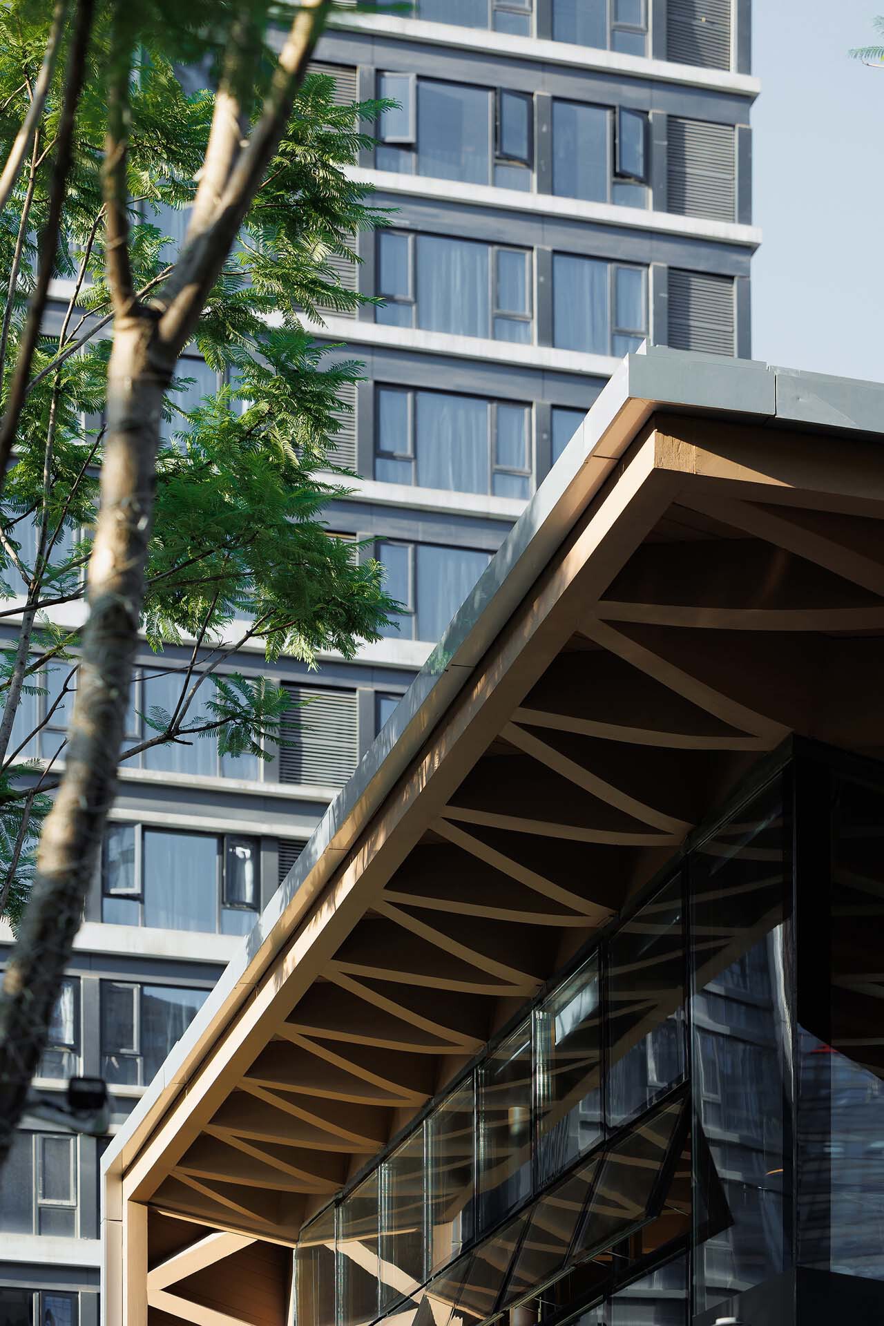 Gallery of Timber-Roofed Restaurant / BEHIVE Architects - 22
