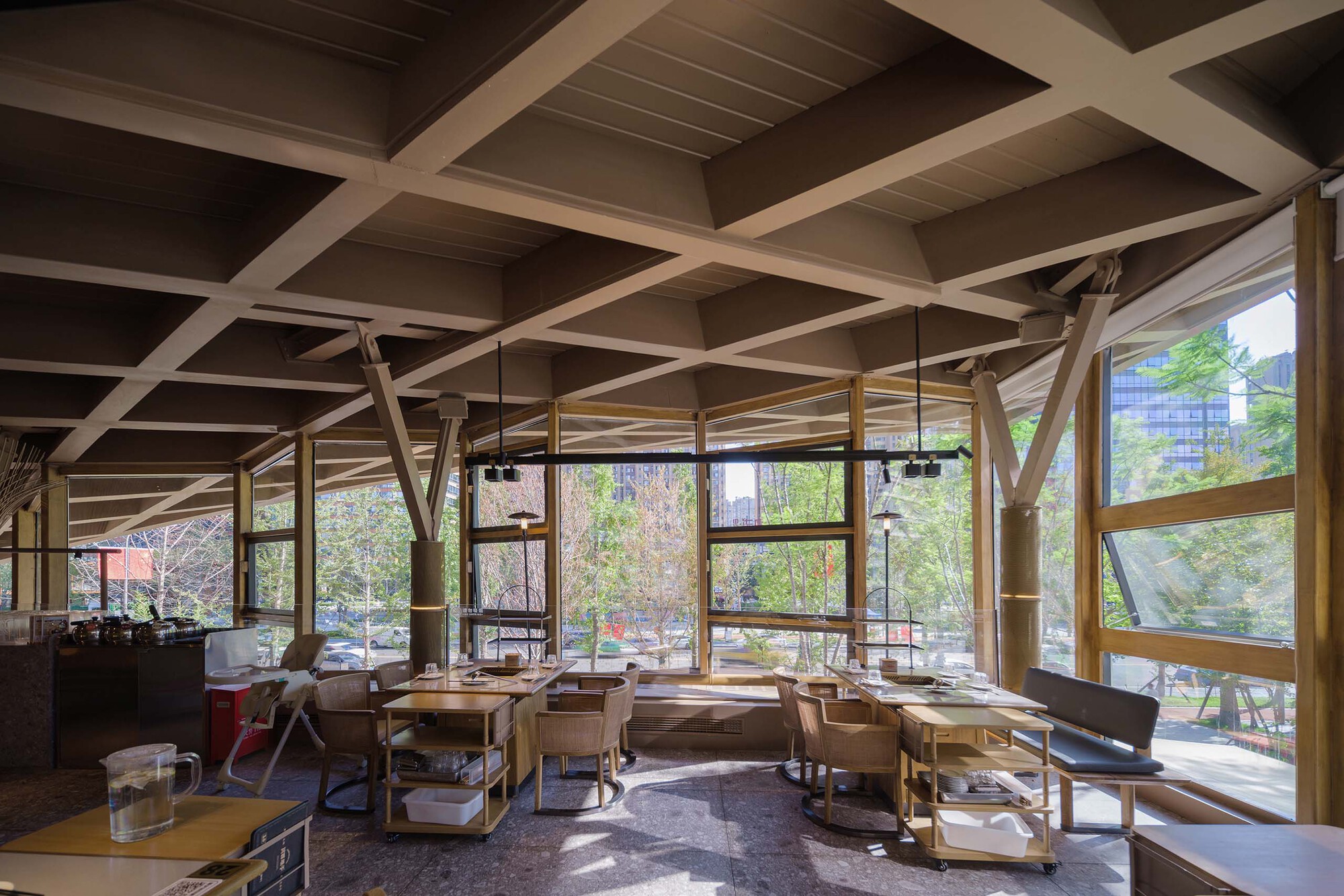 Gallery of Timber-Roofed Restaurant / BEHIVE Architects - 24