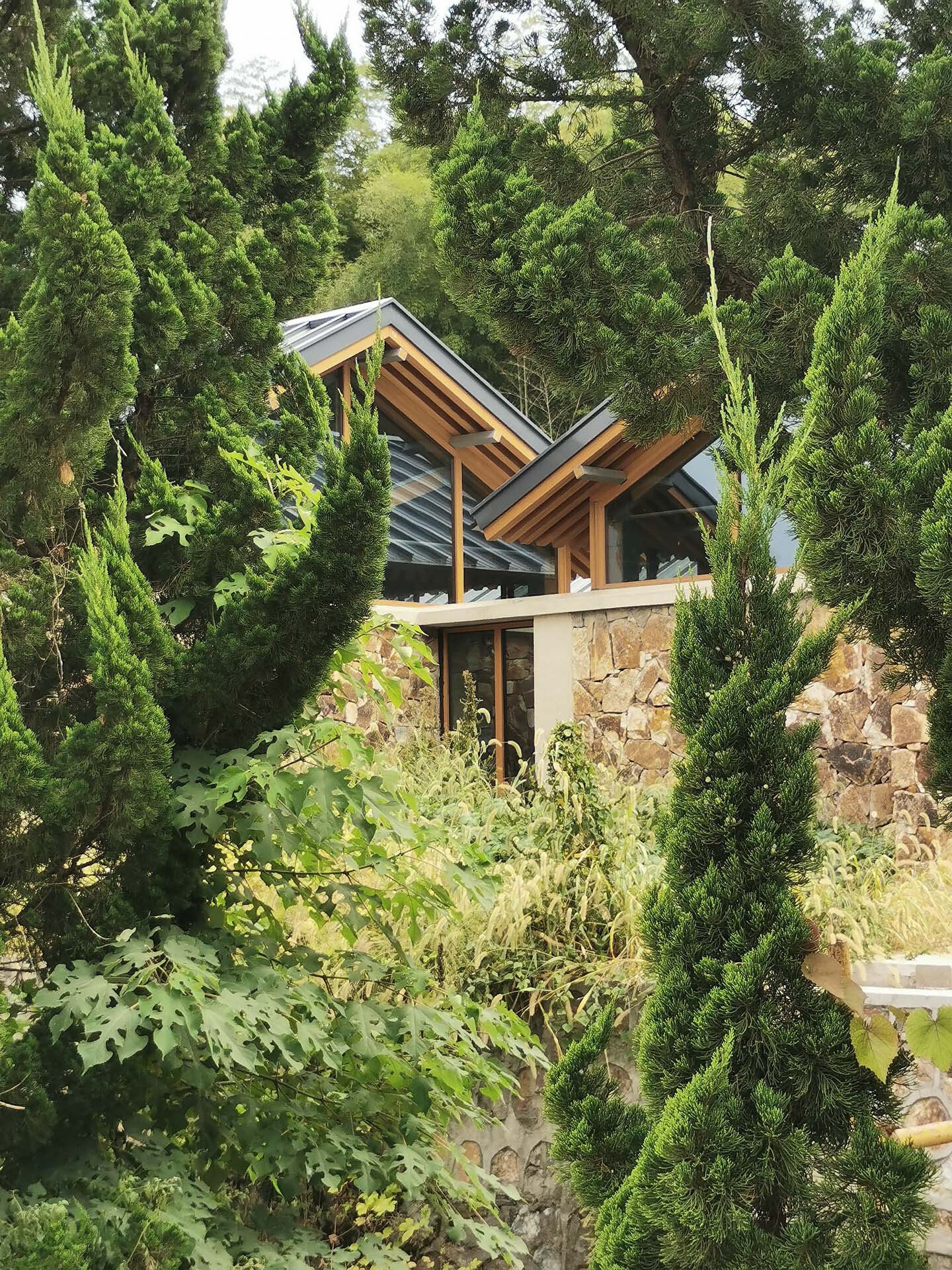 Gallery of The Tourist Service Station of Tangshan Ape Man Cave / AESEU ...