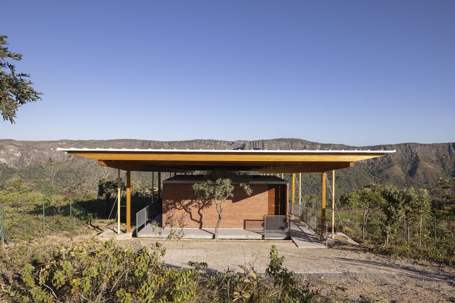 Gallery of 7 Brazilian Country Houses and Their Strategies for Comfort ...