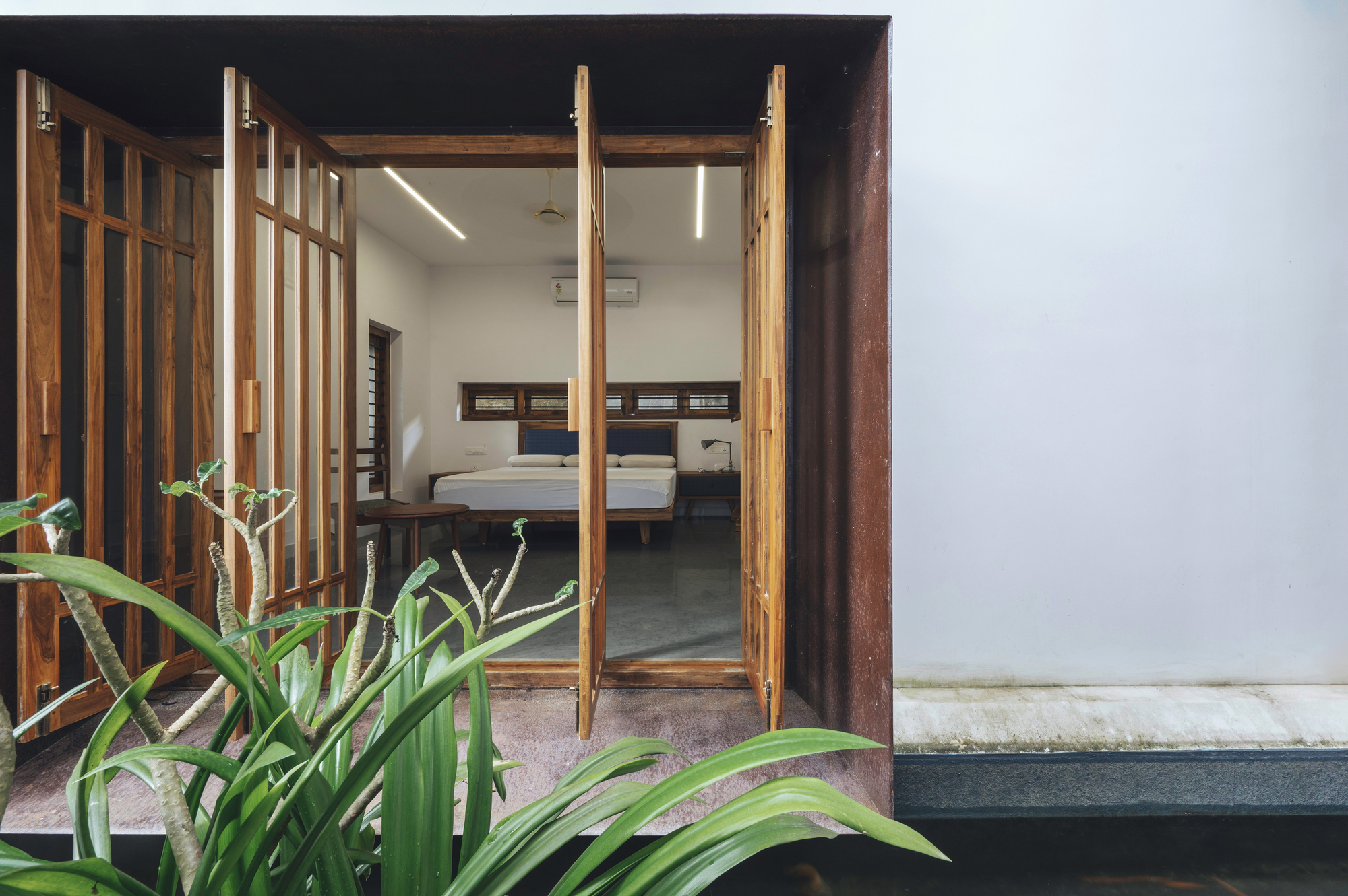 Gallery of Wrapped Light House / Monsoon Projects - 11