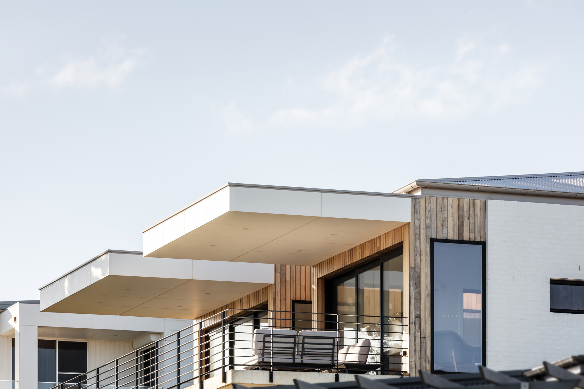 Gallery of White and Timber House / Kibbin Design Studio - 15