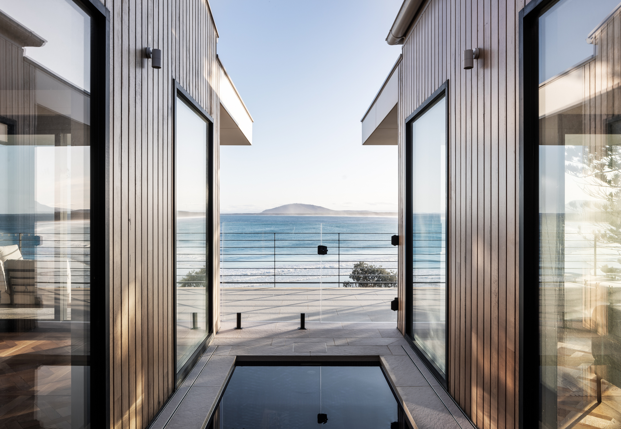 Gallery of White and Timber House / Kibbin Design Studio - 5