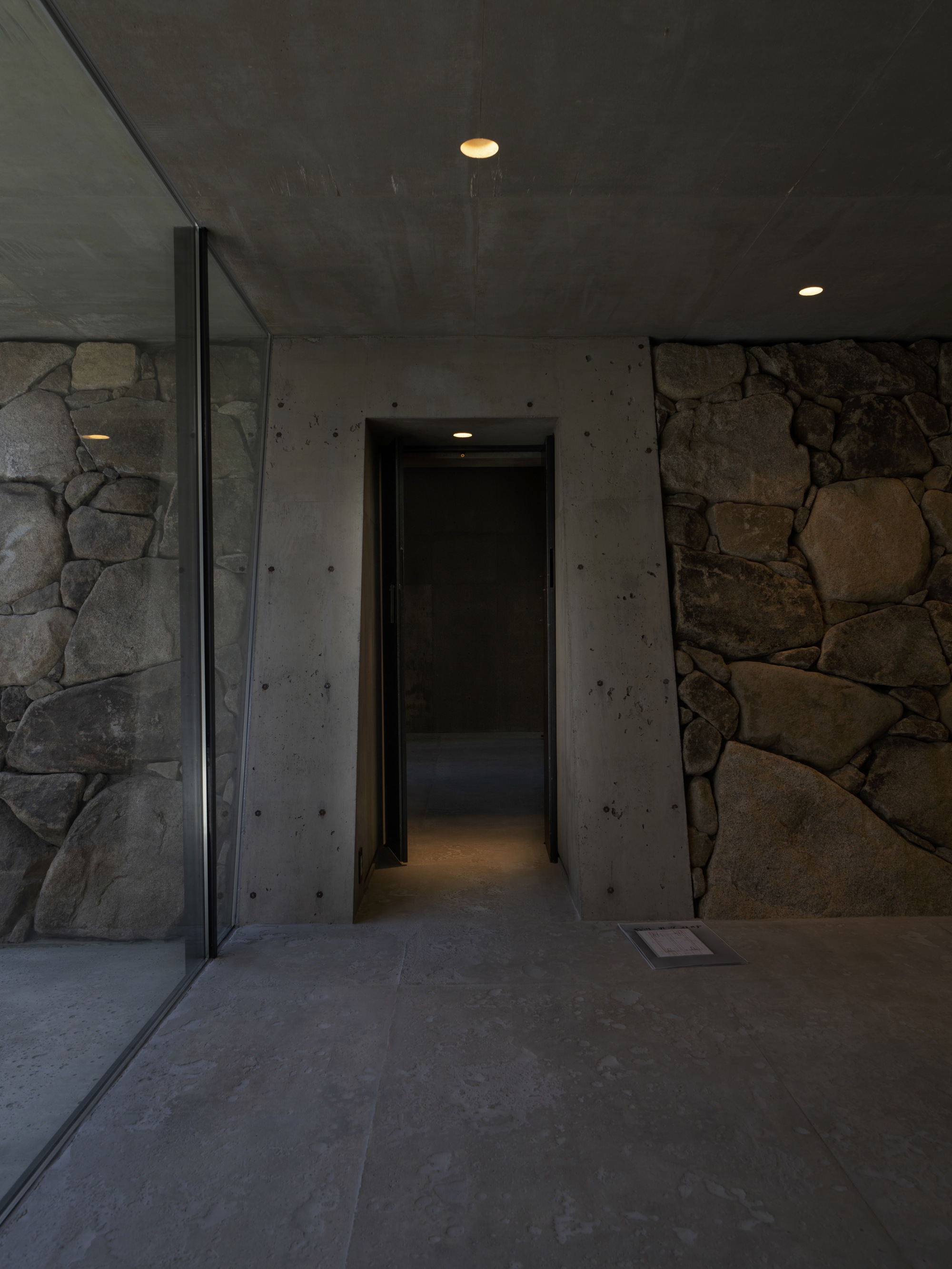 Gallery of Takamine-cho House / Tomoaki Uno Architects - 16