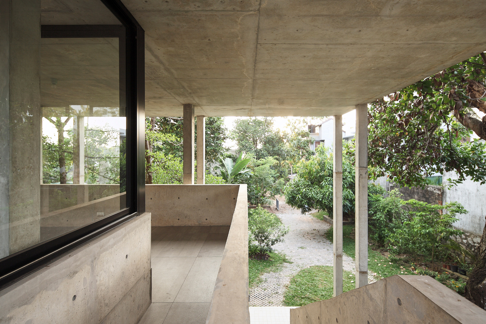 Gallery of Big Trees Small Plants House / Read Studio - 12