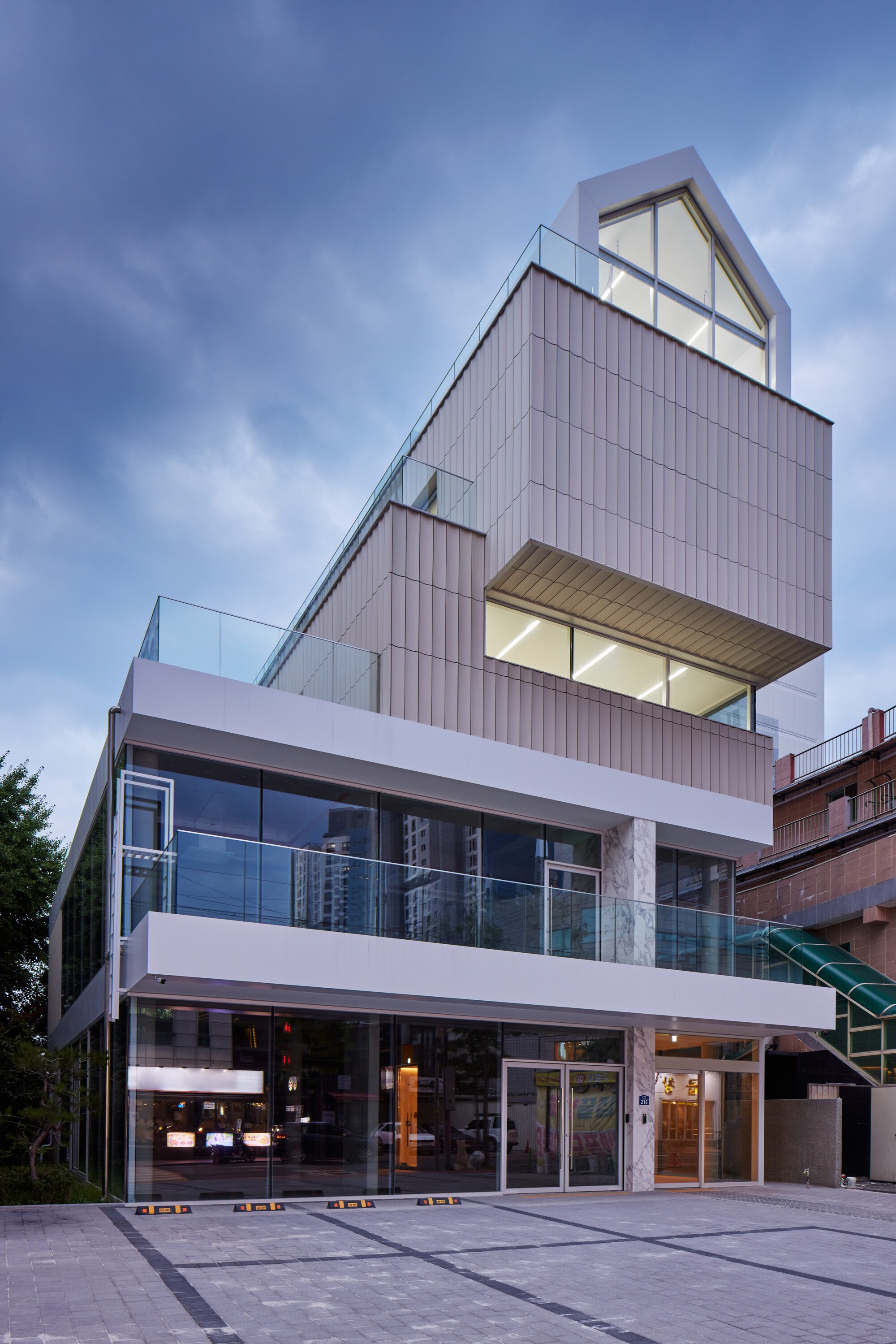 Galería de Sucursal de DK / skimA - 15