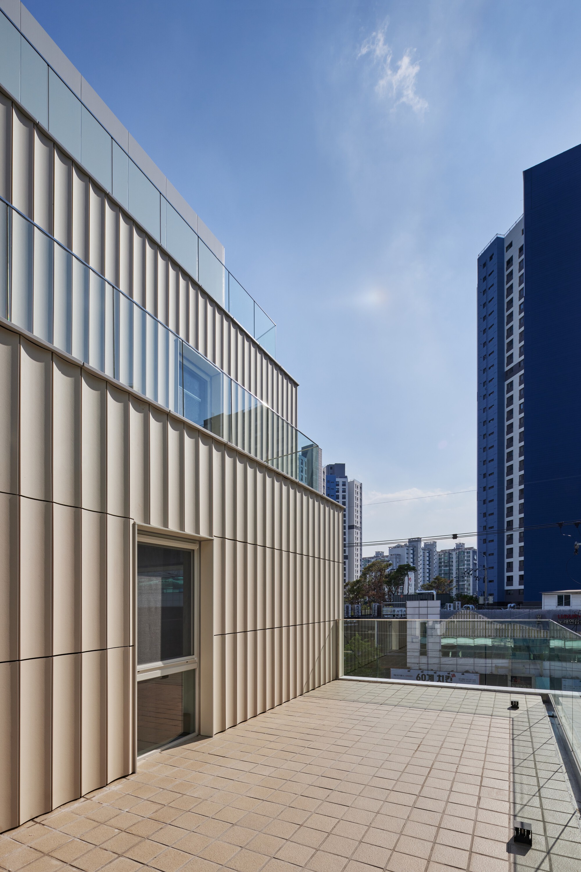 Galería de Sucursal de DK / skimA - 11