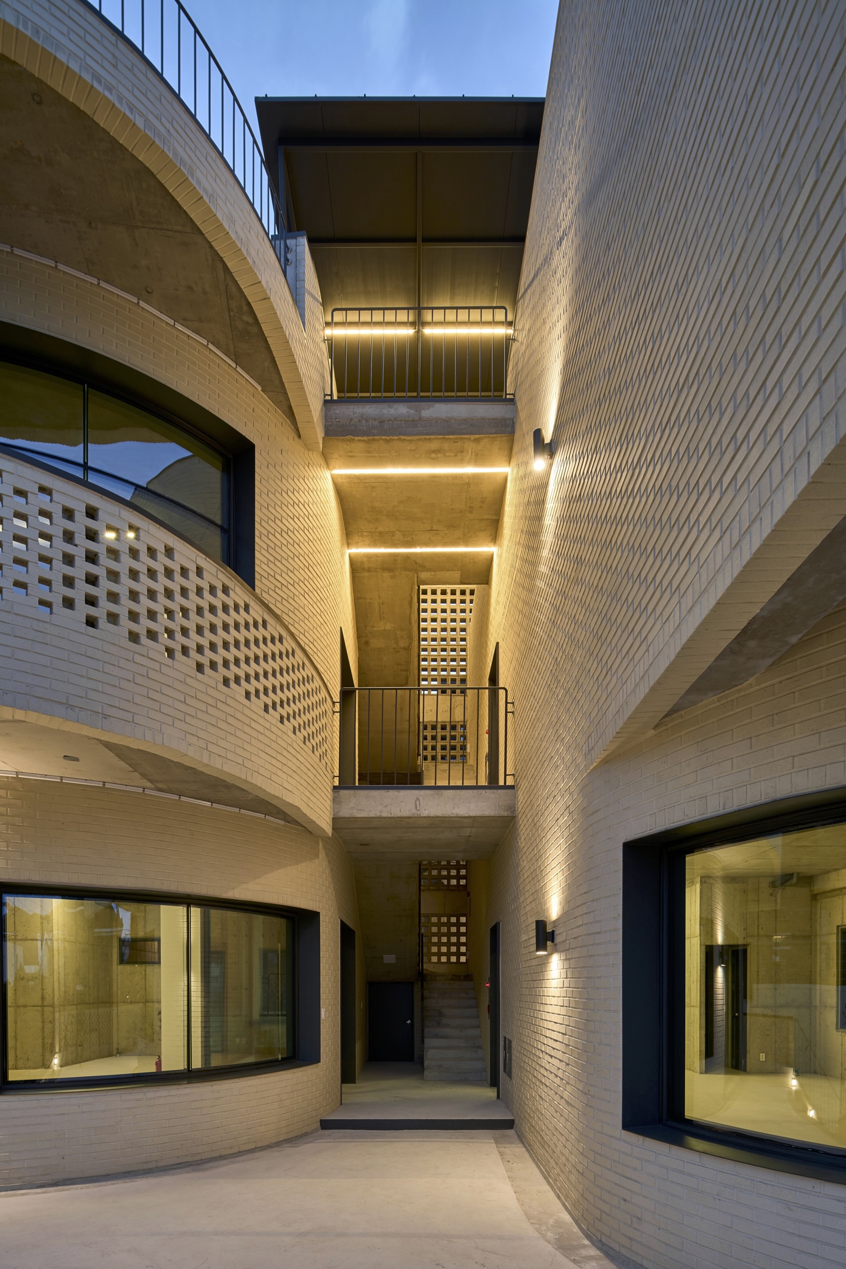 Gallery of Y2 Mixed Use Building / DAAL - 19