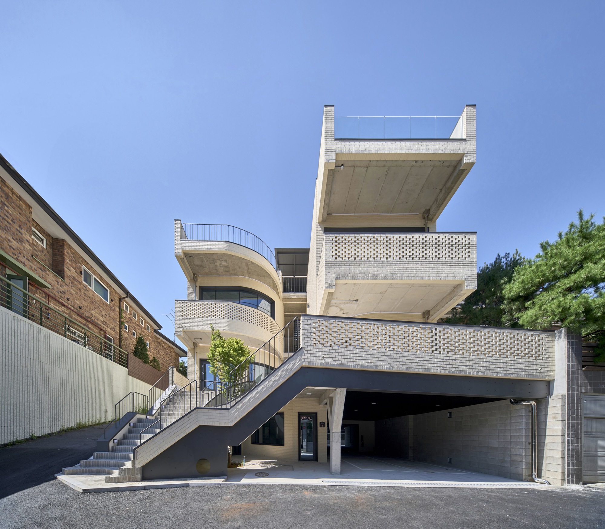 Gallery of Y2 Mixed Use Building / DAAL - 6