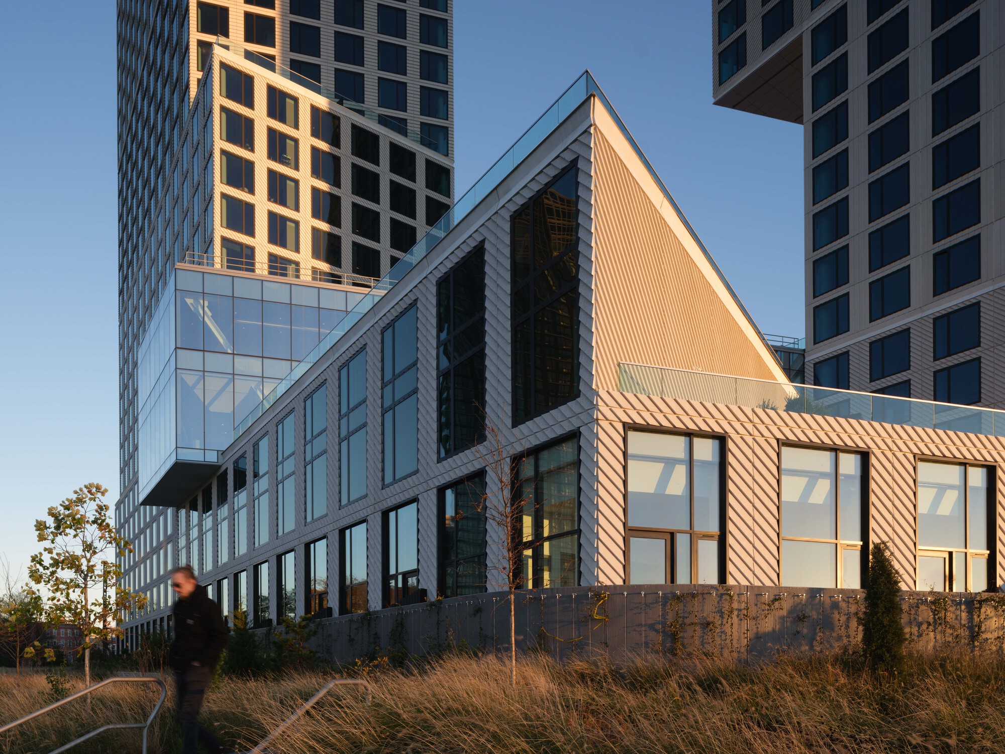 Gallery of Eagle + West (Greenpoint Landing Block D) / OMA / Jason Long ...