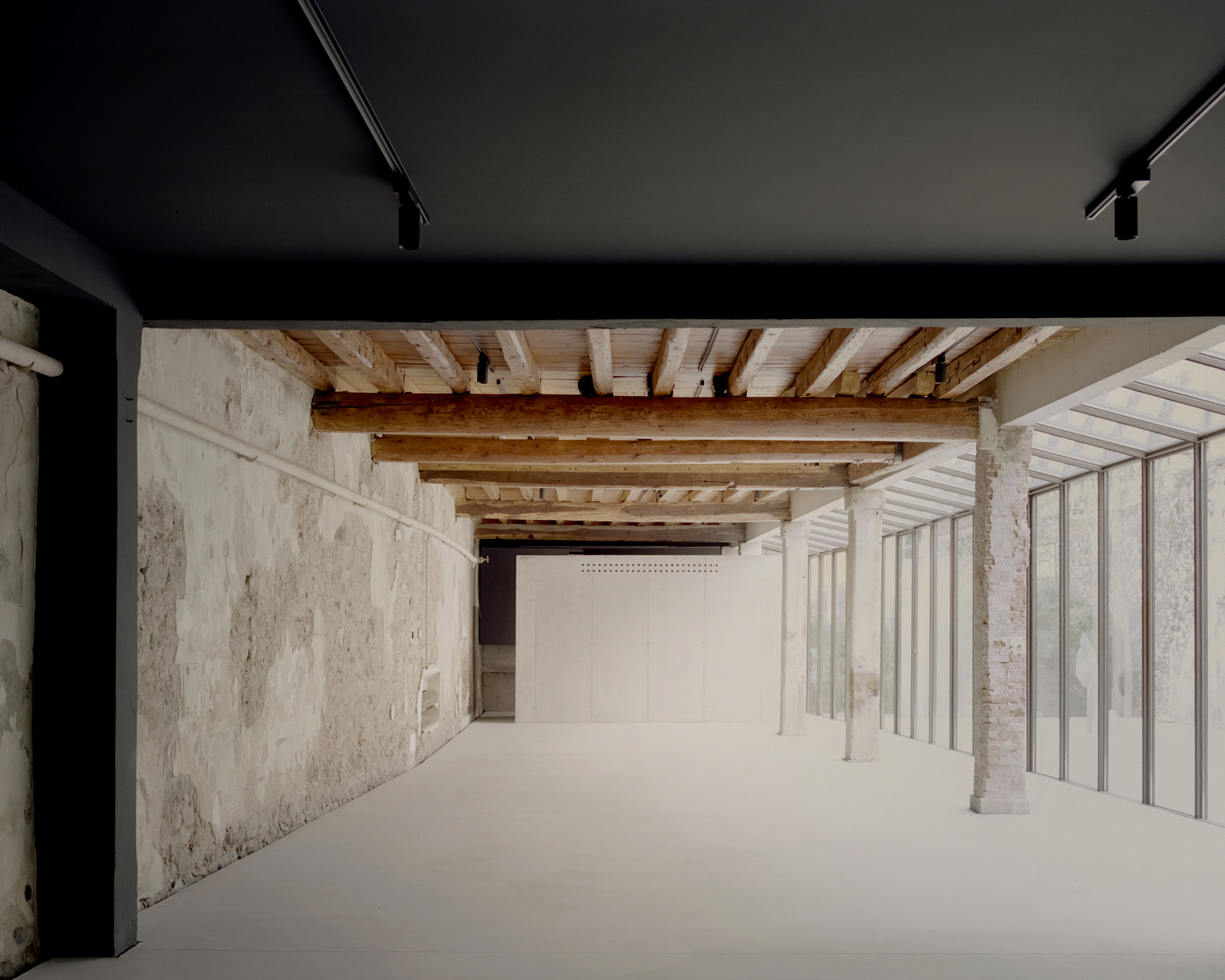 Gallery of Atipografia Threshold and Treasure Gallery / AMAA ...