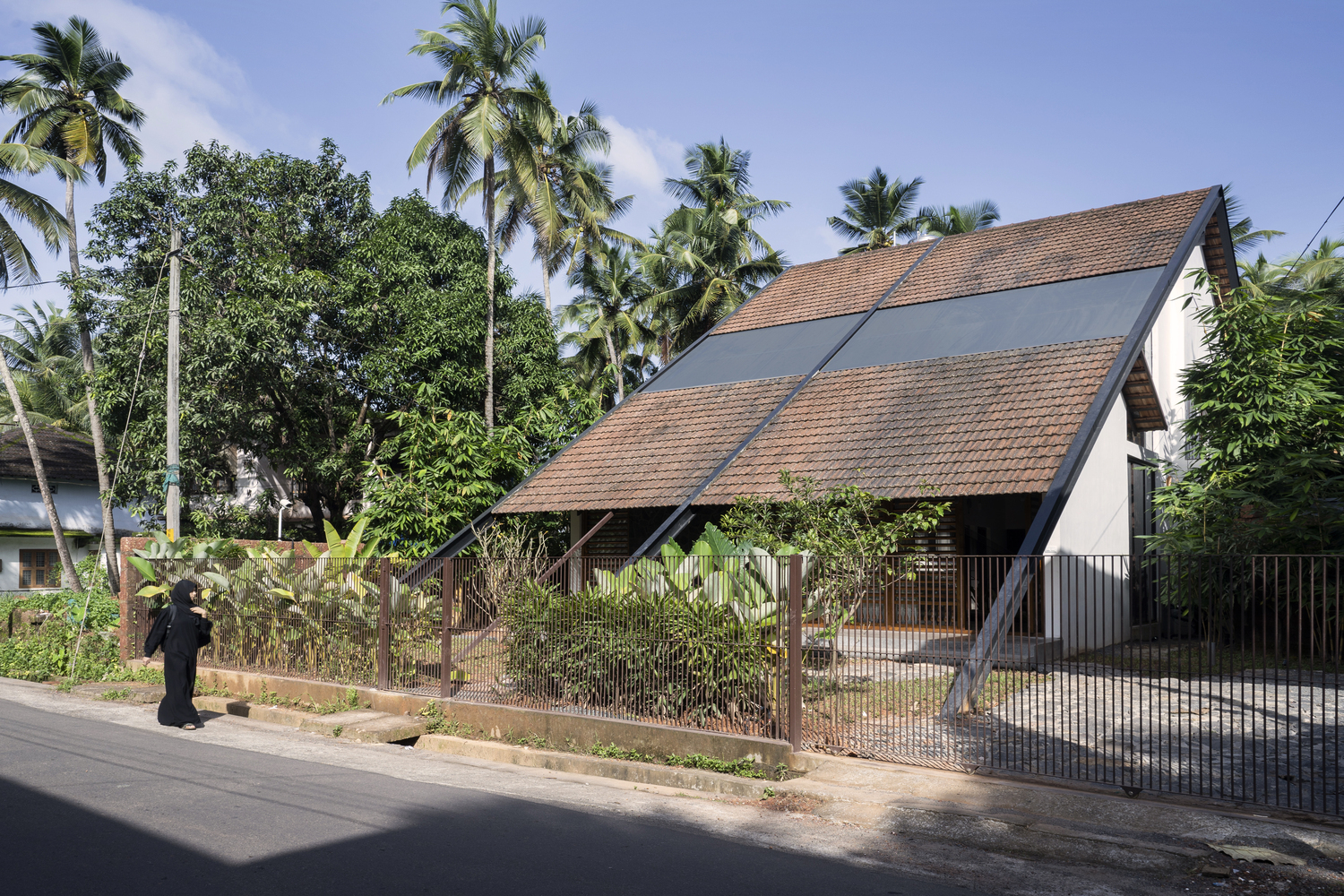 Gallery of Living on the Edge: Houses Adapted to Extreme Weather ...