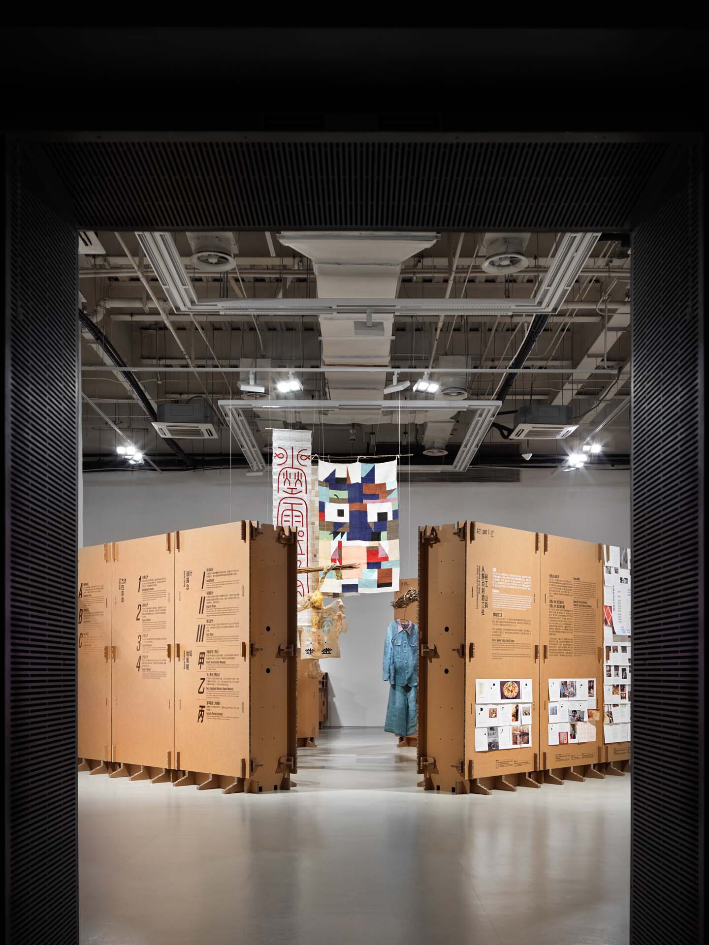 Gallery of Exhibition Space Formed by Corrugated Cardboards / LUO ...