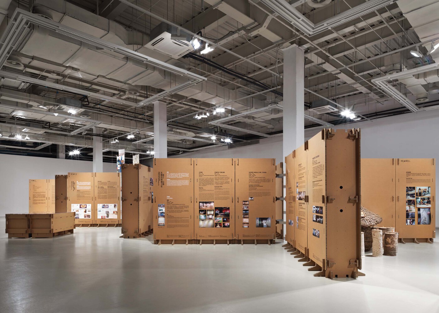 Gallery of Exhibition Space Formed by Corrugated Cardboards / LUO ...