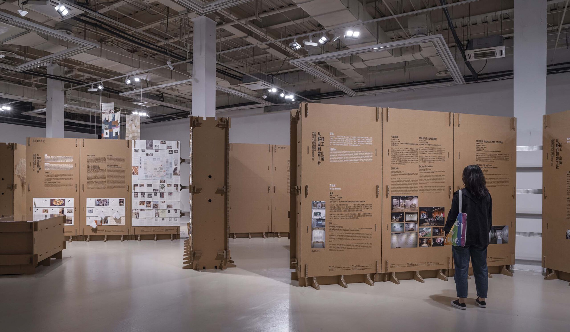 Gallery of Exhibition Space Formed by Corrugated Cardboards / LUO ...