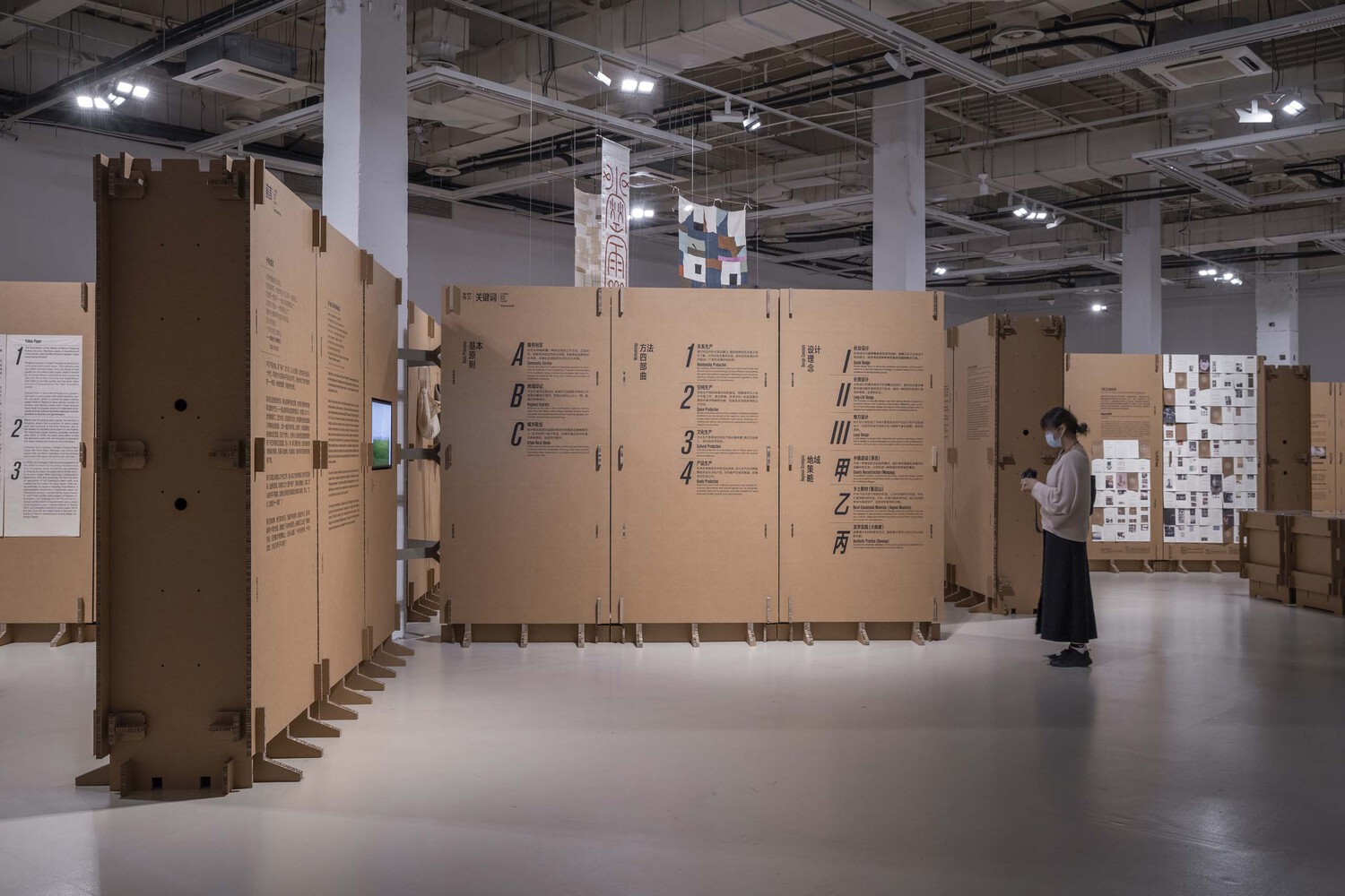 Gallery of Exhibition Space Formed by Corrugated Cardboards / LUO ...