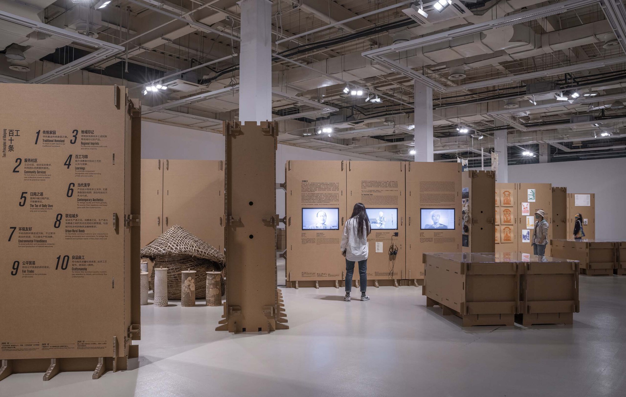 Gallery of Exhibition Space Formed by Corrugated Cardboards / LUO ...