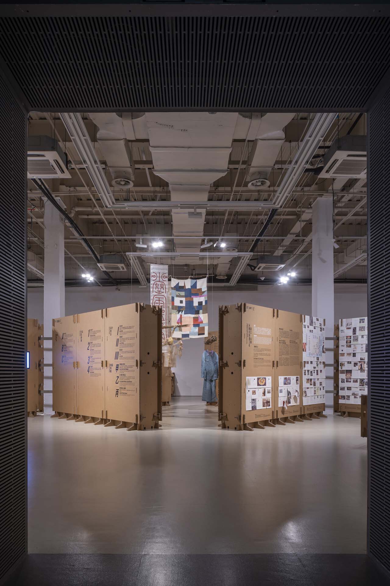 Gallery of Exhibition Space Formed by Corrugated Cardboards / LUO ...