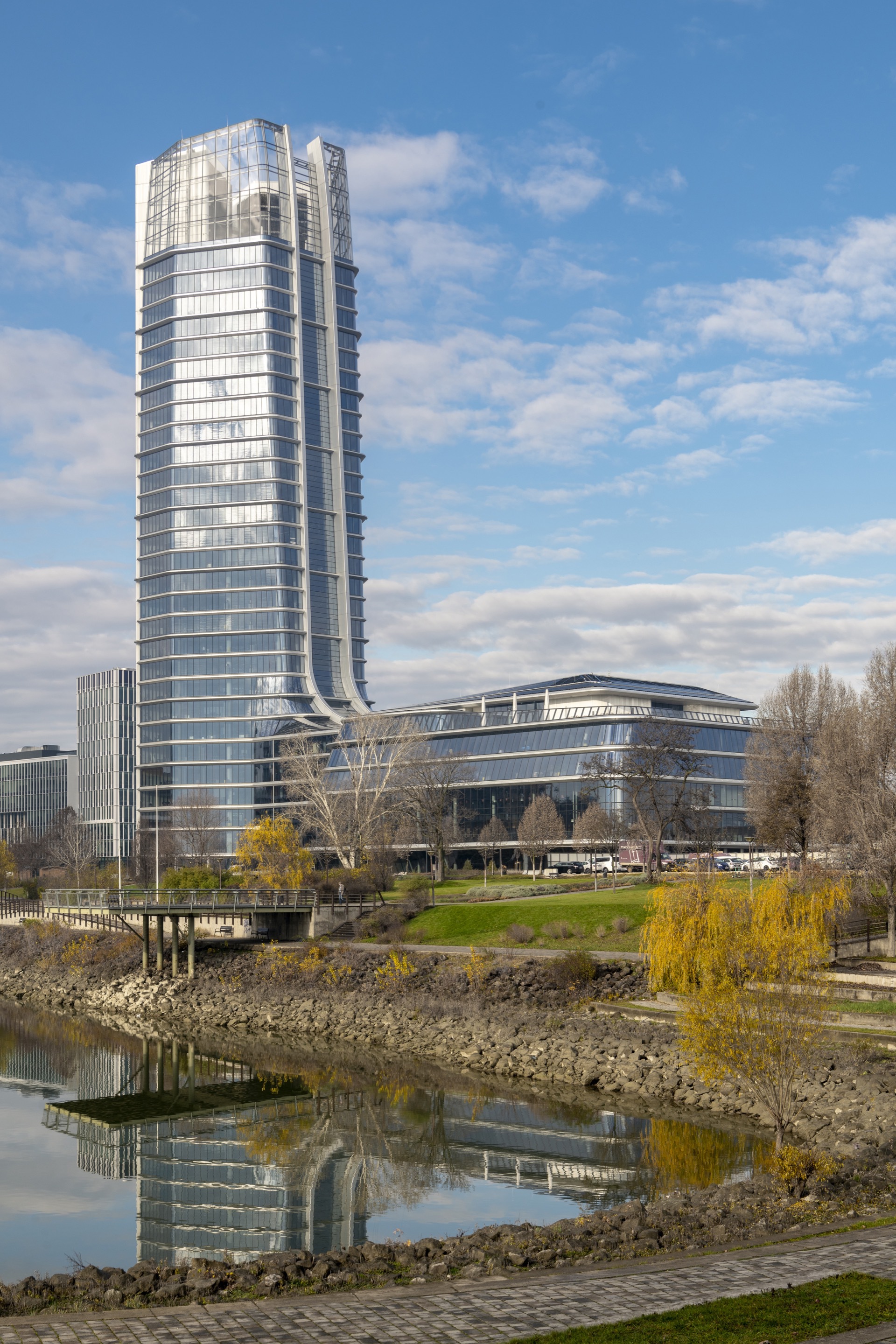 Galeria de Edifício Sede do Grupo MOL / Foster + Partners - 6