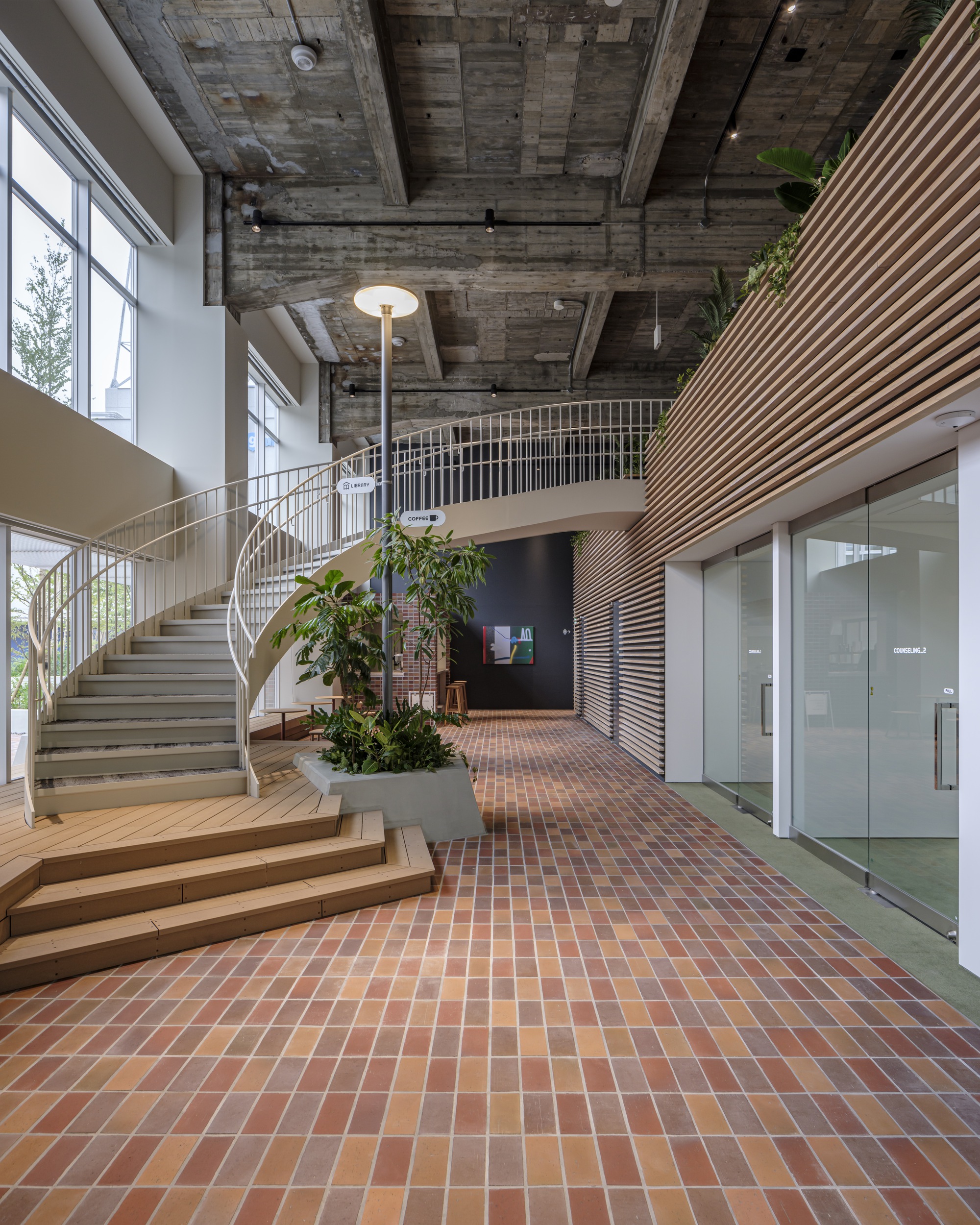 Gallery of Shinonome Shinkin Bank in Maebashi / HAGISO + twism design ...