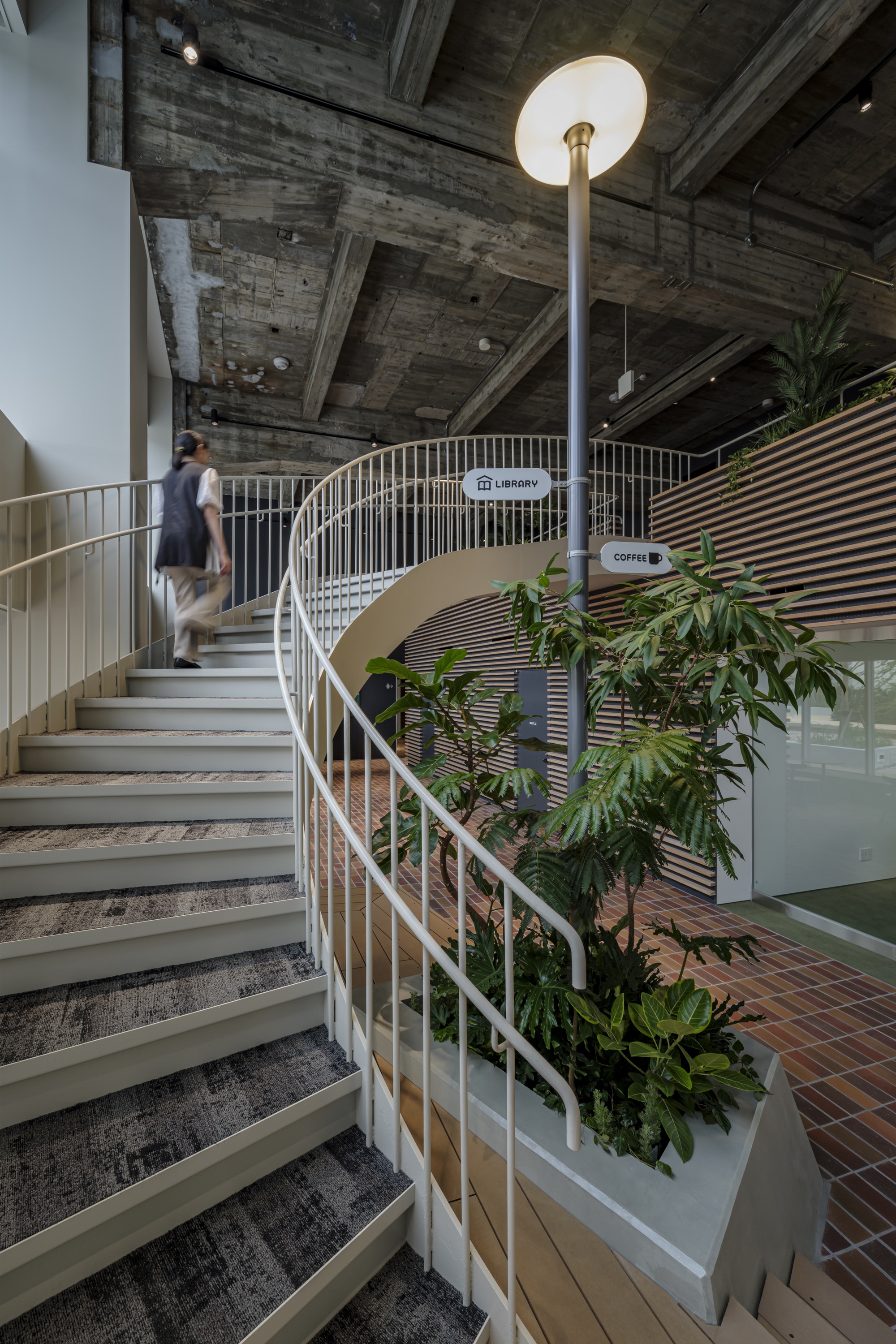 Gallery of Shinonome Shinkin Bank in Maebashi / HAGISO + twism design ...