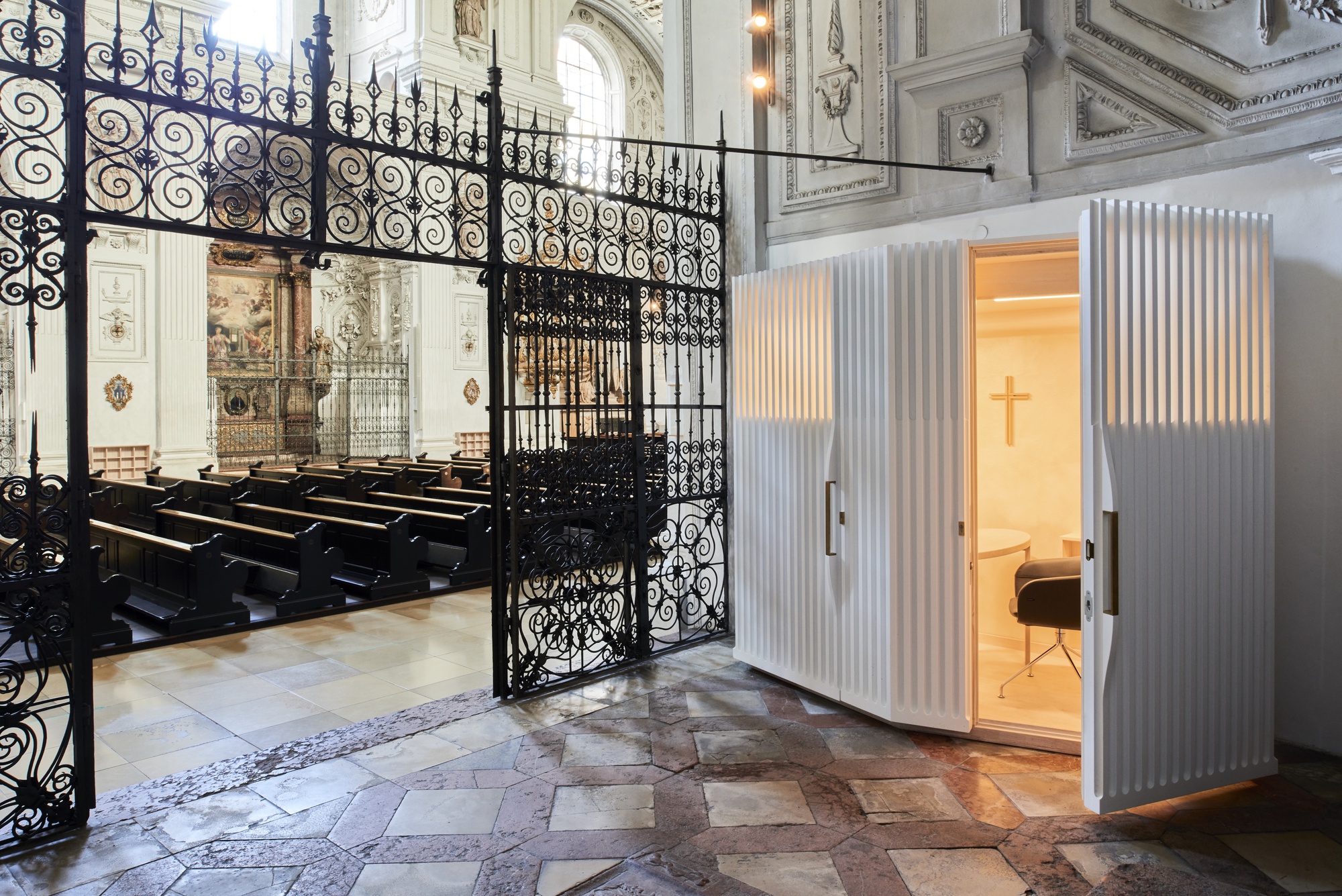 Galeria de Confessionários para a Igreja de São Miguel / kunze ...