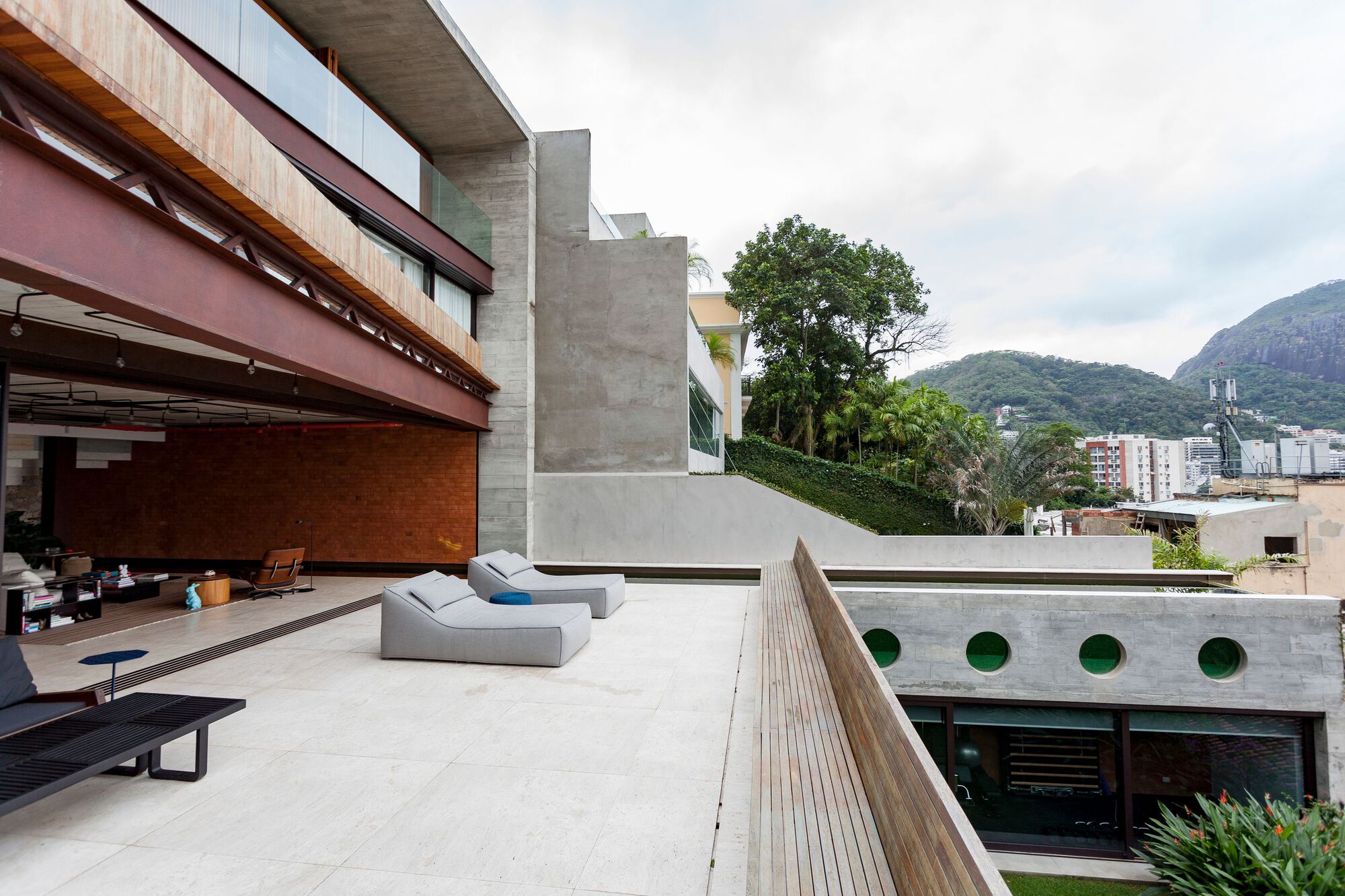 Gallery of MB House / Miguel Pinto Guimarães Arquitetos Associados - 9