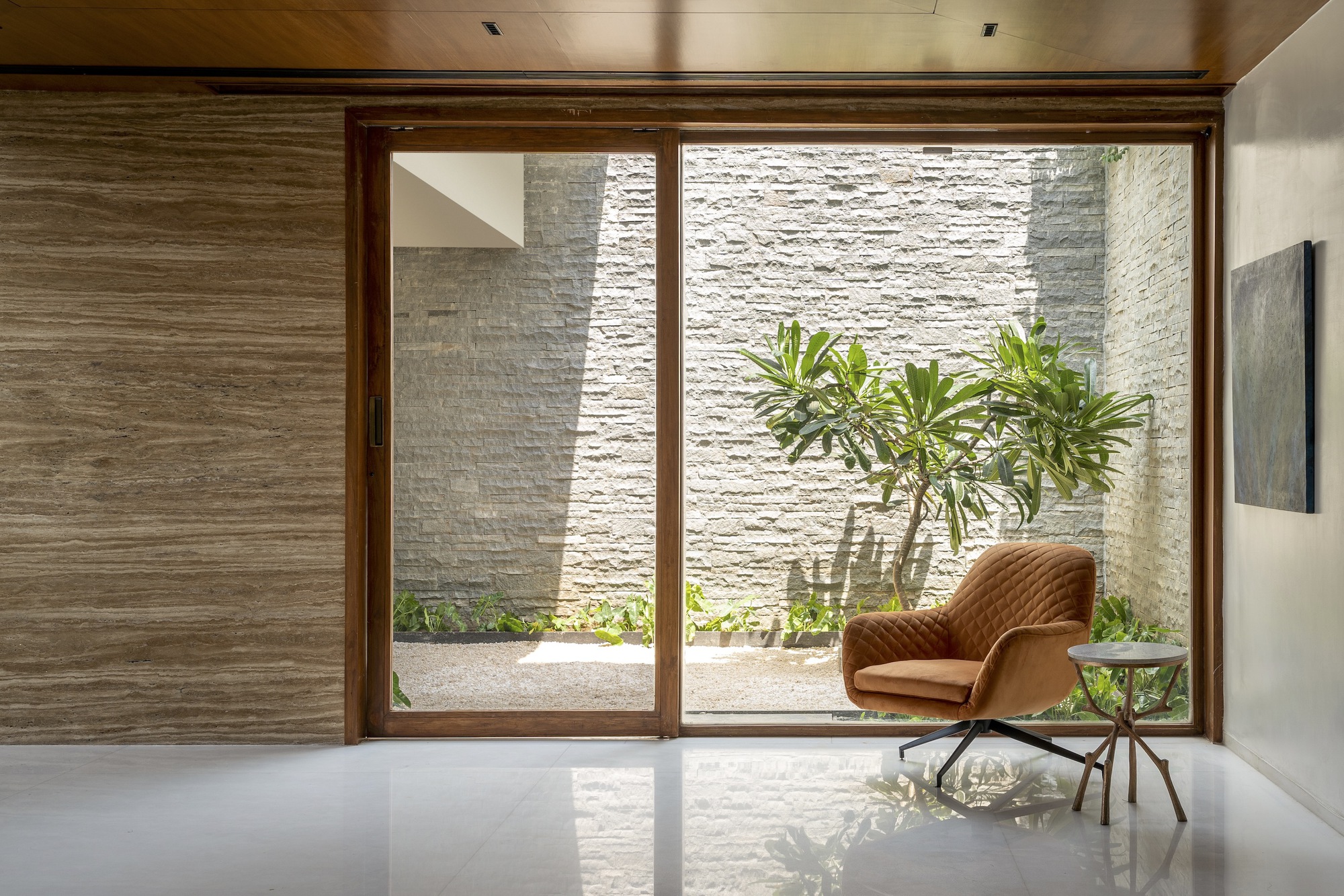 Gallery of Through the Layers House / Mawi Design - 11